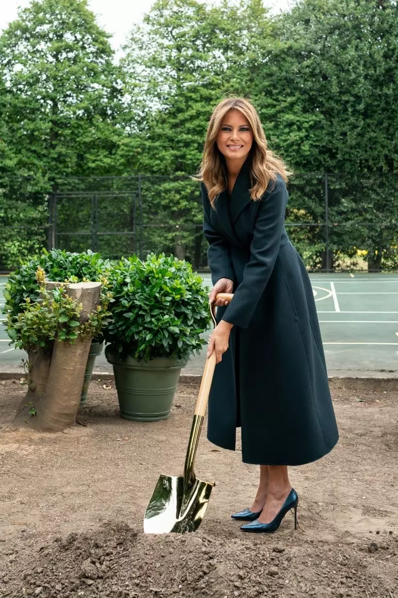 Bazı işlerin açılışını yapmak için, First Lady, inşa edilen yeni tenis pavyonu için toprağı yükseltiyor...