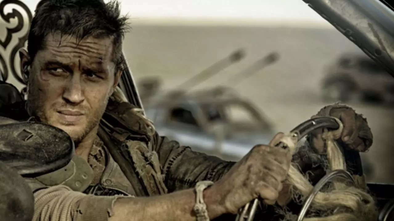 Tom Hardy em seu táxi. Foto Mad Max 'Estrada da Fúria'