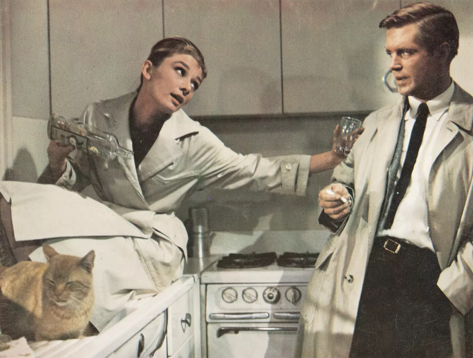 Audrey Hepburn und George Peppard in Trenchcoats im Film „Frühstück bei Tiffany“