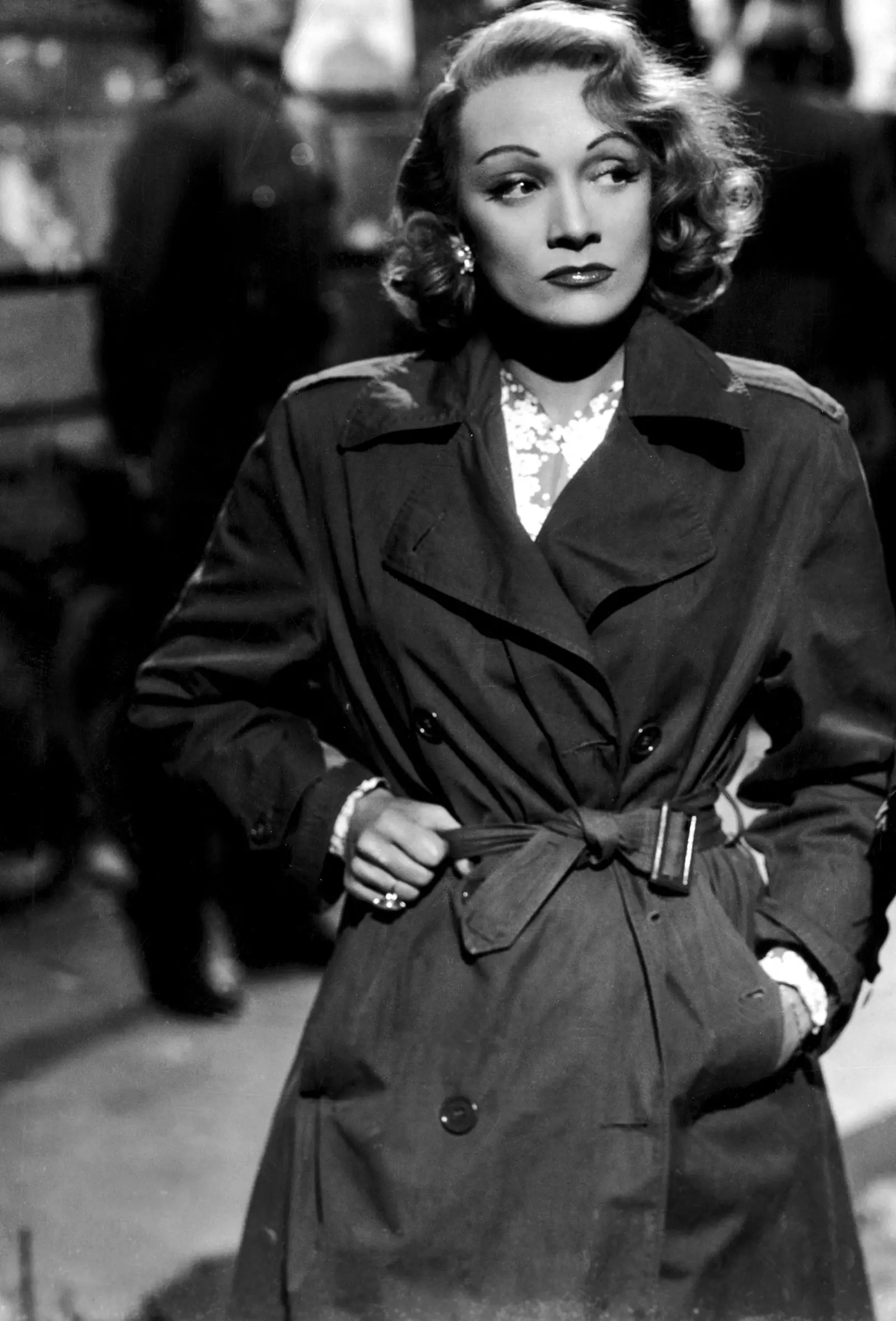 Jedna z velkých ambasadorek trenčkotu Marlene Dietrich v „Západním Berlíně“