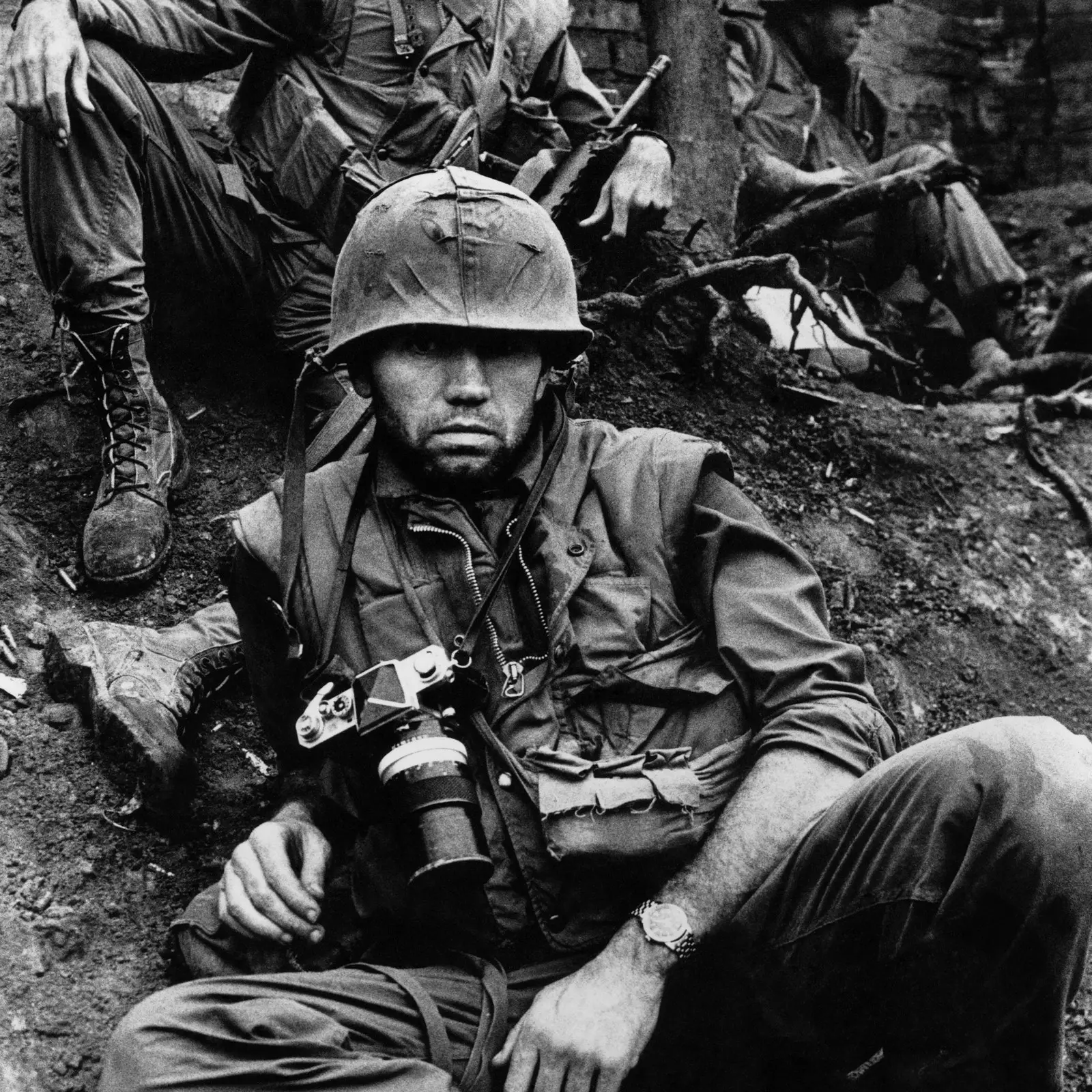 Don McCullin cunha cámara ao pescozo cubrindo a guerra de Vietnam en febreiro de 1968