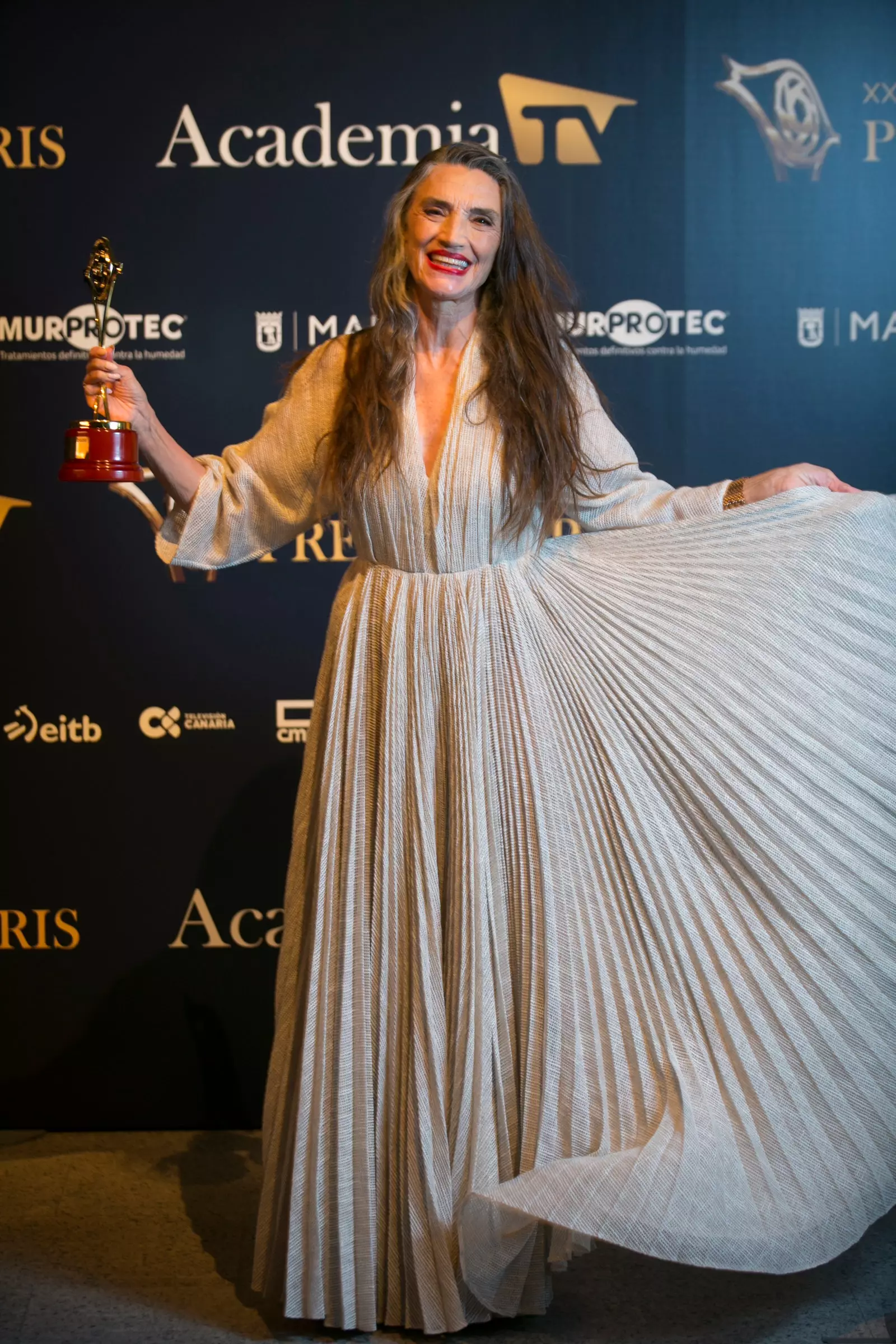 Ángela Molina kesengsem ing Iris Awards nganggo Dior