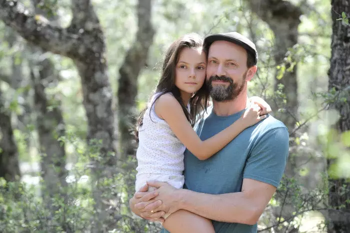 Dafne Keen co seu pai durante a rodaxe de quotRefugeesquot