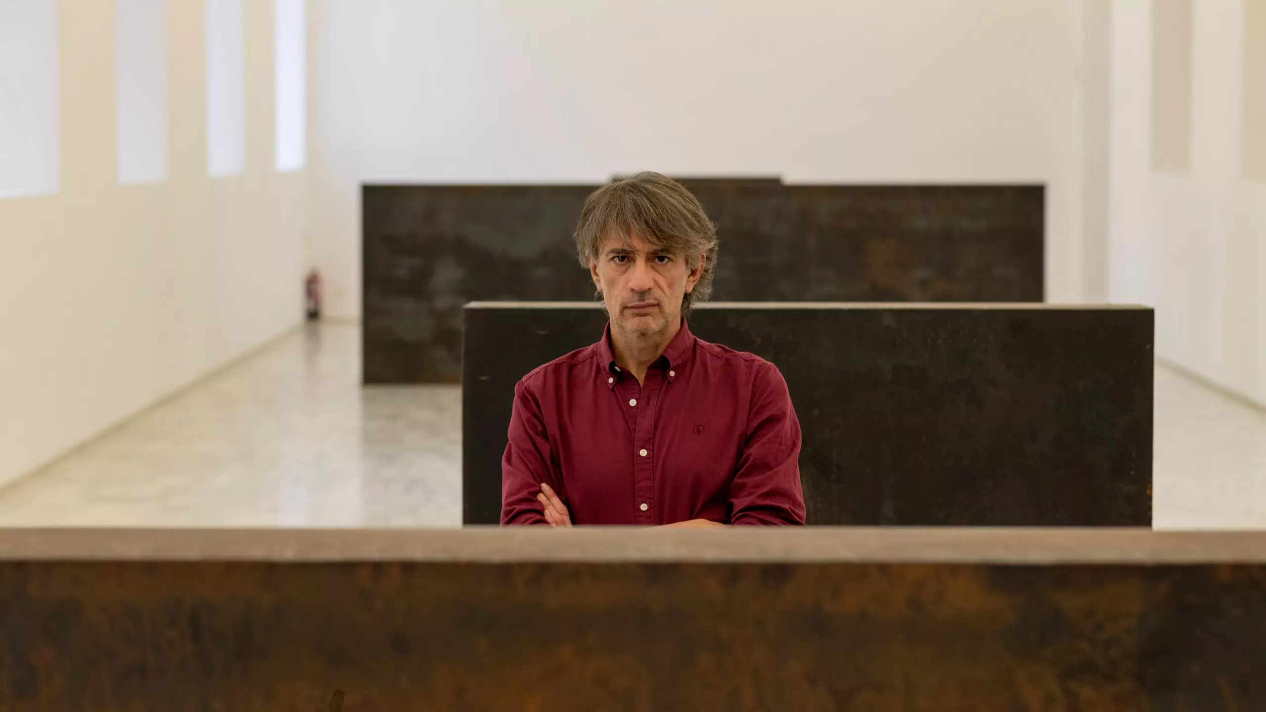 L'escriptor Juan Tallón autor de 'Obra Mestra amb l'escultura EquallParallelGuernicaBengasi de Richard Serra de la qual...