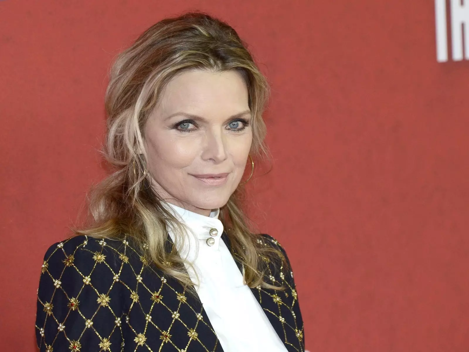 Michelle Pfeiffer turi l-eleganti tagħha billi twieġeb mistoqsija dwar il-piż tagħha