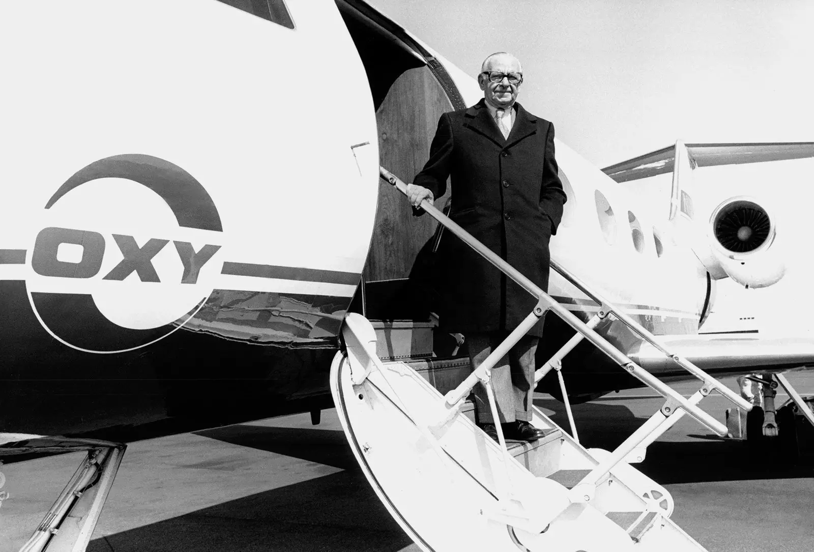 1977 年，Armand Hammer 在巴黎的 Oxy 喷气式飞机上 © BERTRAND LAFORETGAMMARAPHO 通过 GETTY IMAGES。