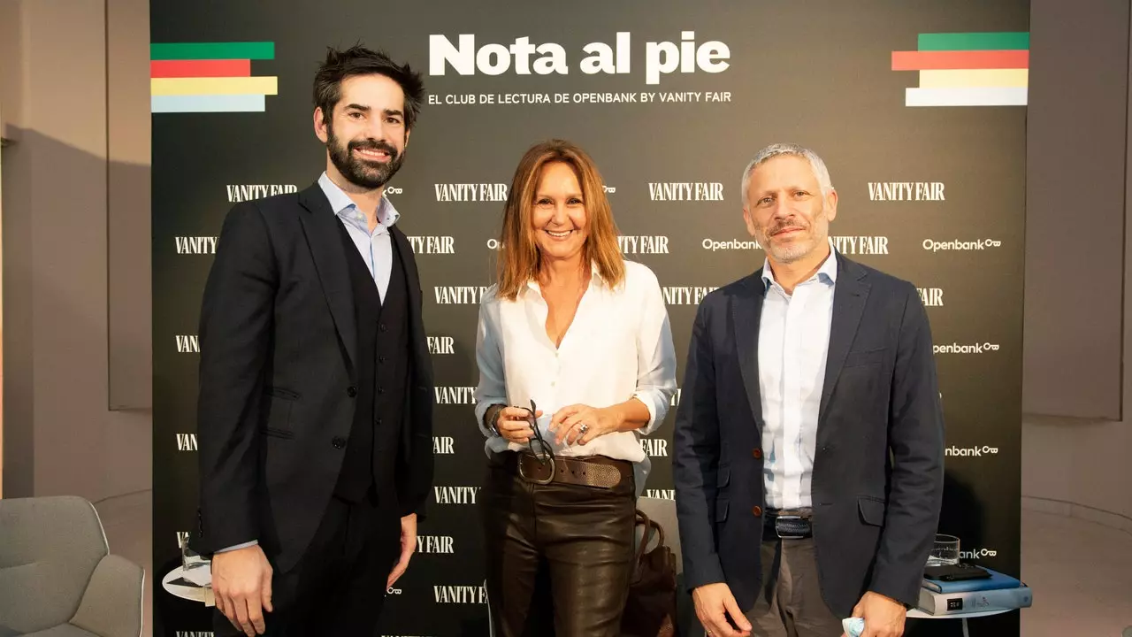 “Tutto ciò che promuove la lettura mi emoziona”: María Dueñas inaugura il primo incontro di Nota al pie, il club di lettura Openbank di Vanity Fair