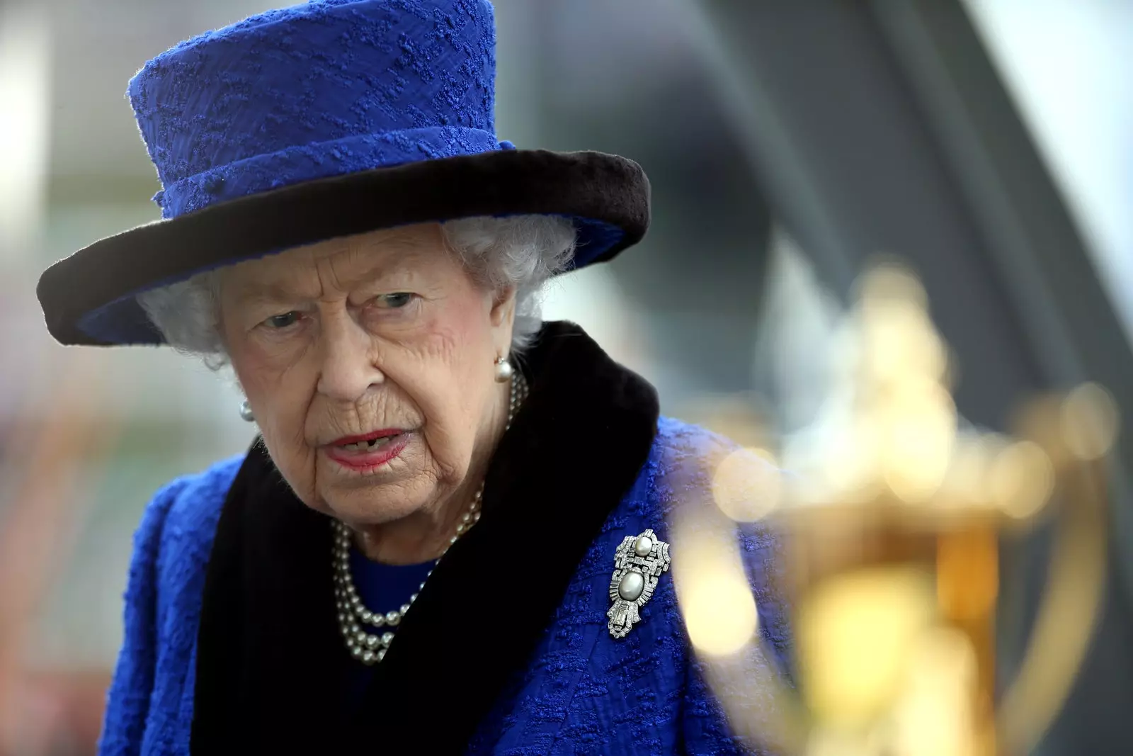 Apa pungkasan saka tumindak solo dheweke Elizabeth II mbutuhake kanca ing kabeh prasetya mangsa?