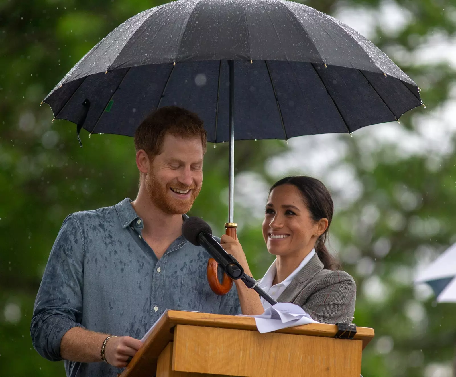 UMeghan noHarry bajonge ukuba zizityebi njani belandela emanyathelweni ka-Obama noClinton