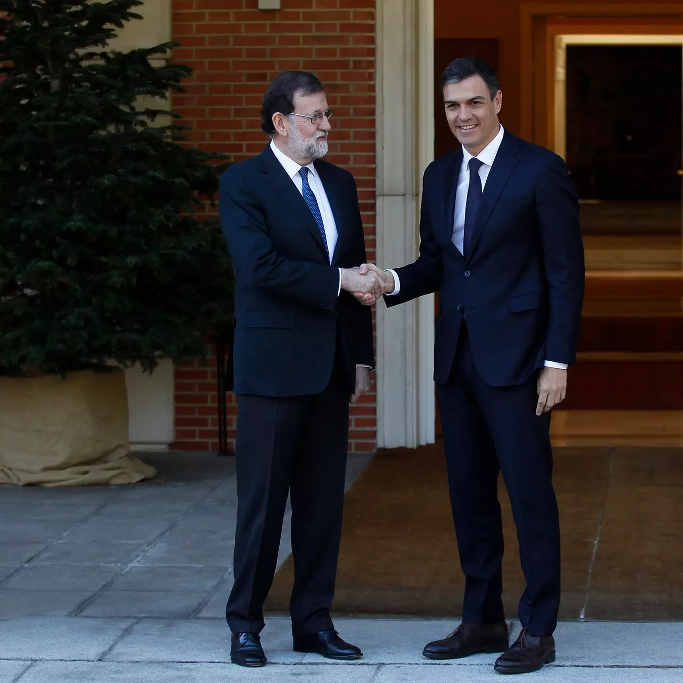 Mariano Rajoy og Pedro Sánchez i april sidste år i Moncloa.