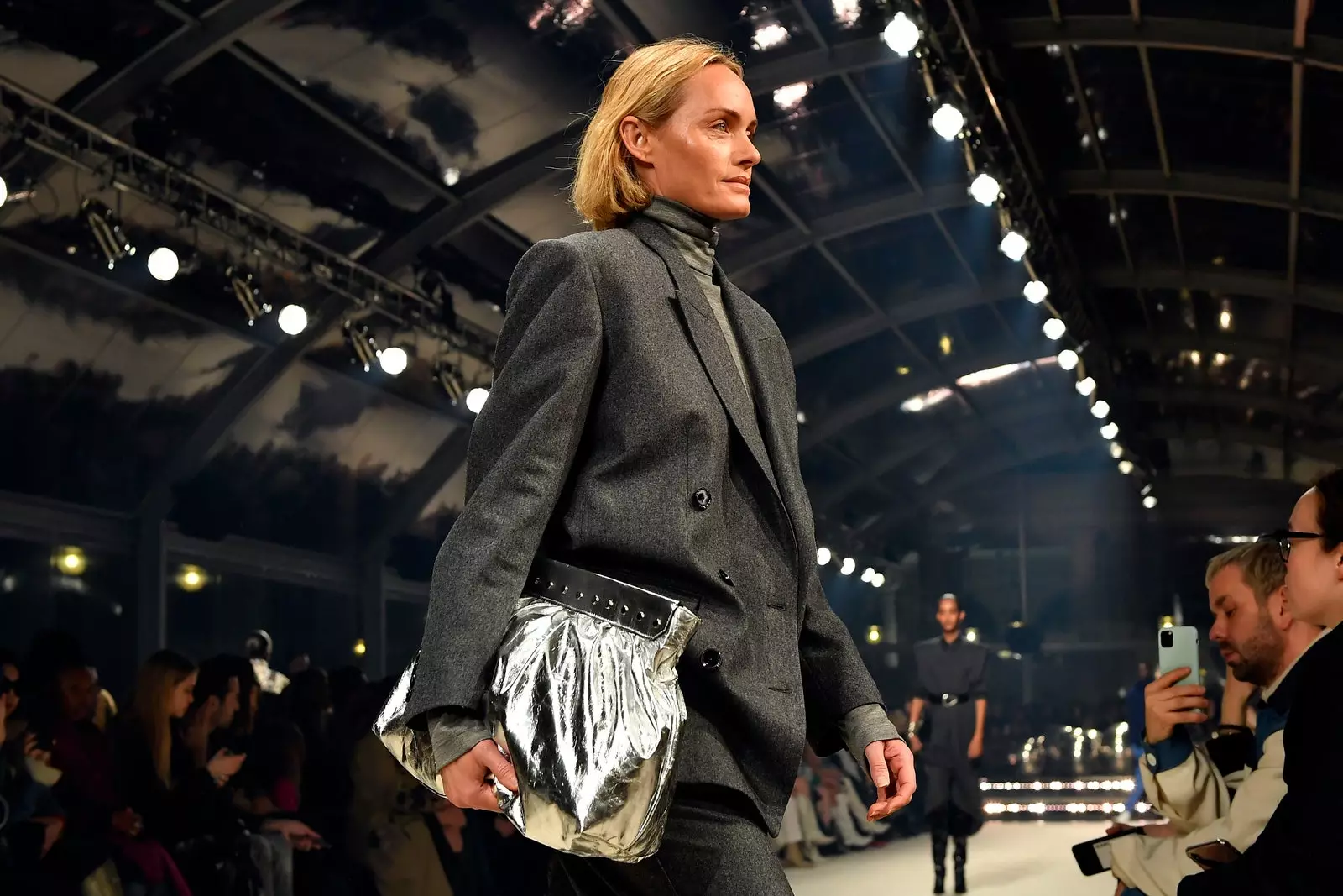 Modelis Amber Valletta per Isabel Marant FallWinter 20202021 kolekcijos šou Paryžiuje