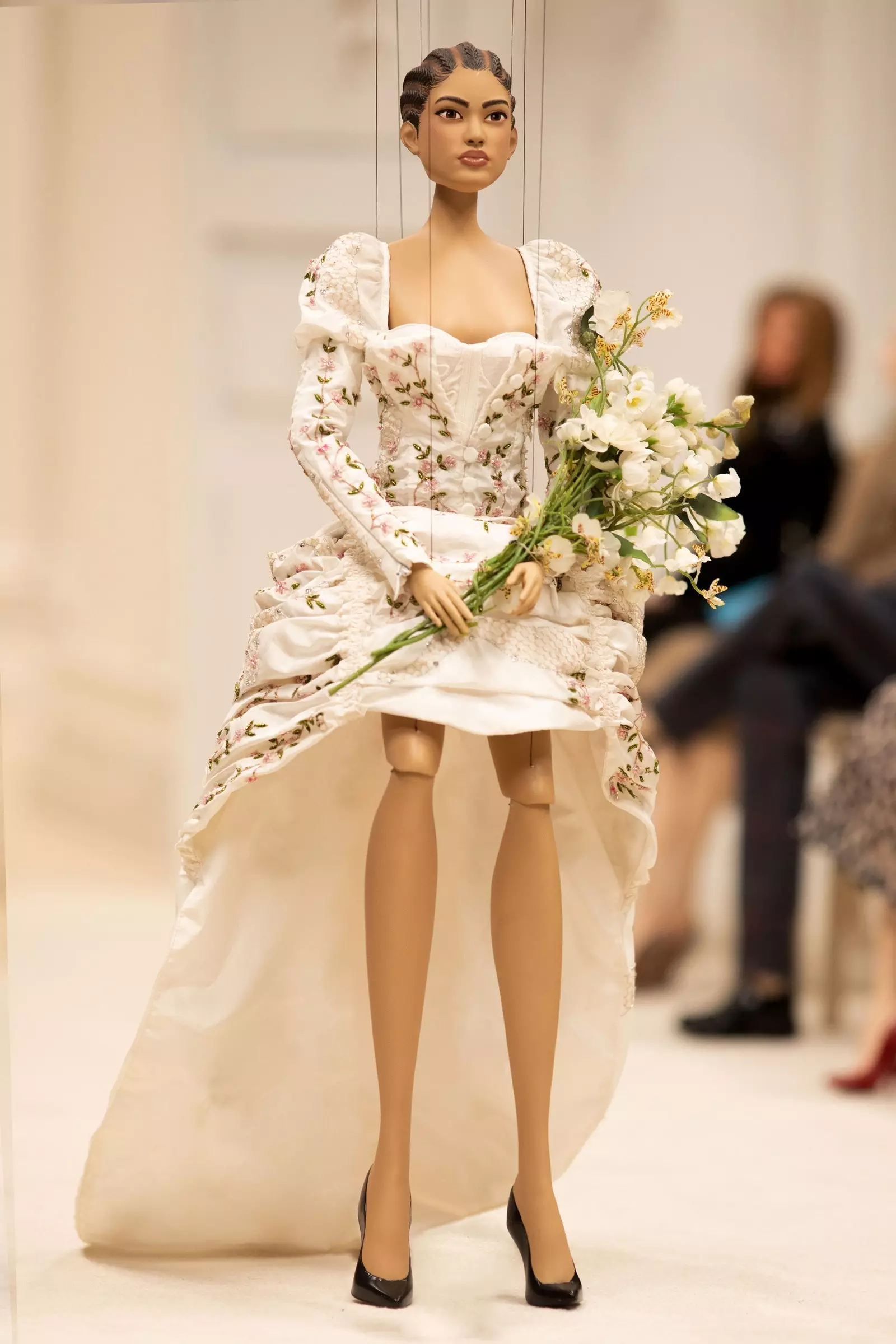 Moschino herontdek die loopplank, bied sy nuwe miniatuurversameling aan met modelle en publiek wat in poppe verander is