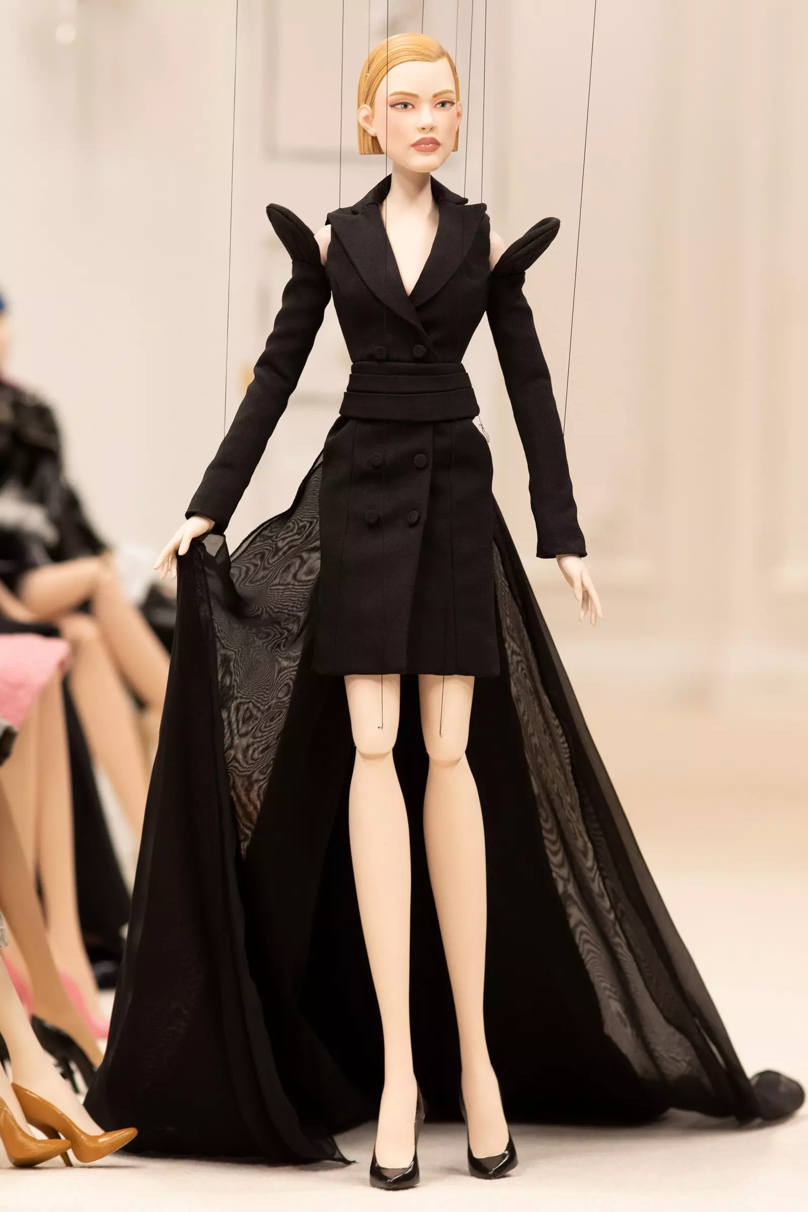 Moschino reinvents de catwalk presintearret syn nije miniatuer kolleksje mei modellen en publyk feroare yn poppen