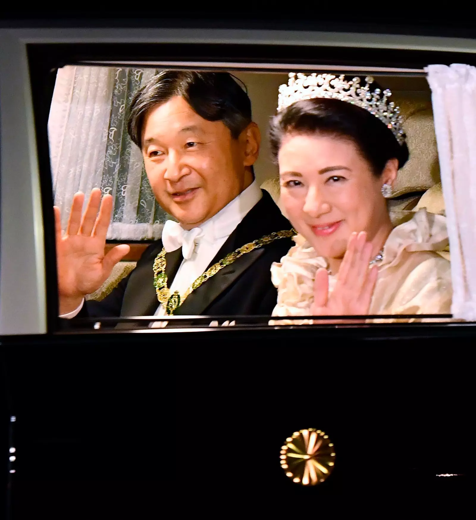 Naruhito ir Masako iš Japonijos atvyksta į iškilmingą vakarienę po intronizacijos ceremonijos.