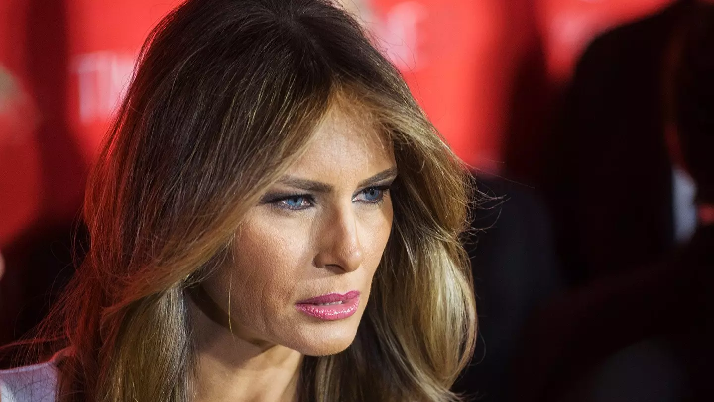 Iyi shusho irashobora kuba irimo Melania Trump Guhura numuntu Murugo Imitako yo kwisiga Lipstick numusatsi