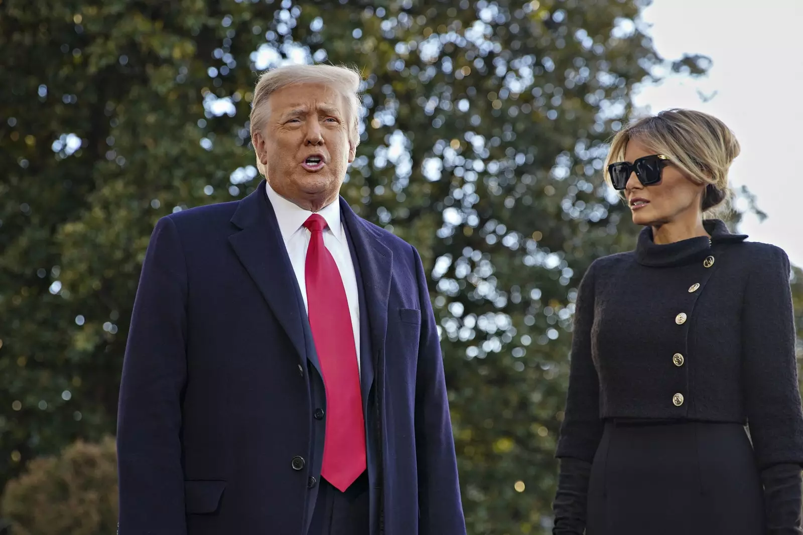 Melania Trump's 'zoo' kom tawm hauv Tsev Dawb luag nyav hnav khaub ncaws hauv Chanel thiab nrog lub hnab Hermès