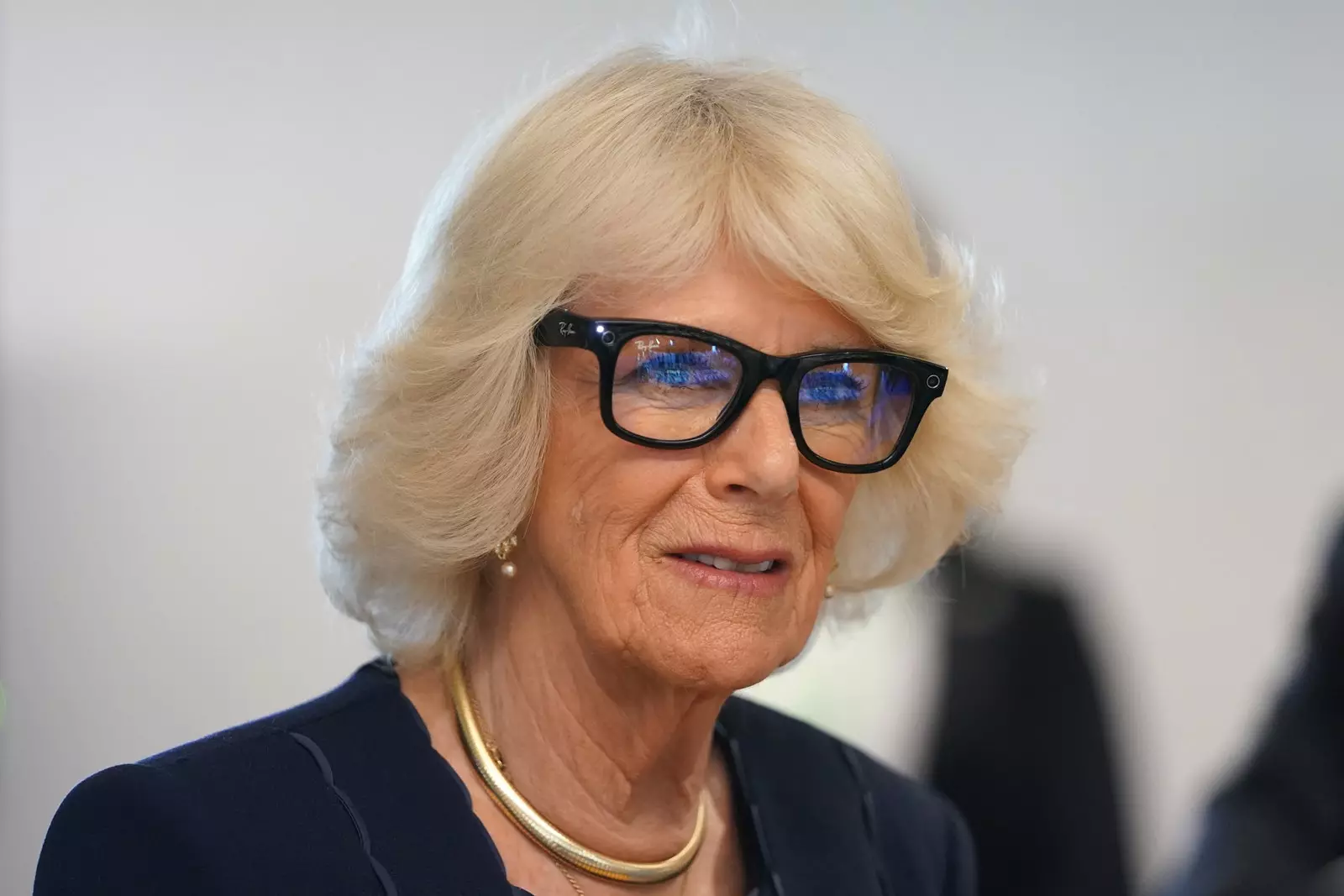 Camilla Cornwallból dioptriás szemüveggel