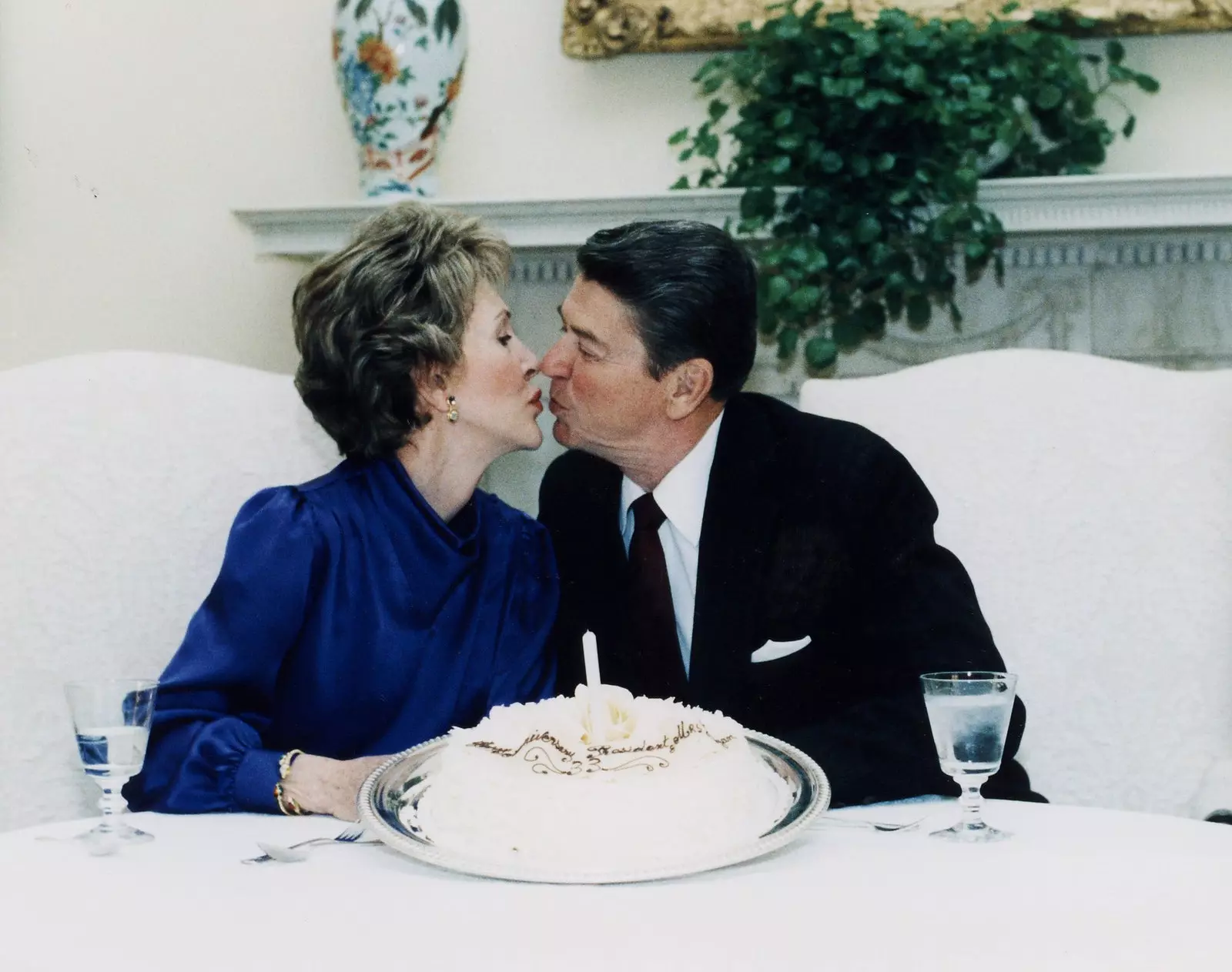 D'Nancy Reagan an de Ronald Reagan feieren hiren Hochzäitsdag am Mäerz 1985.