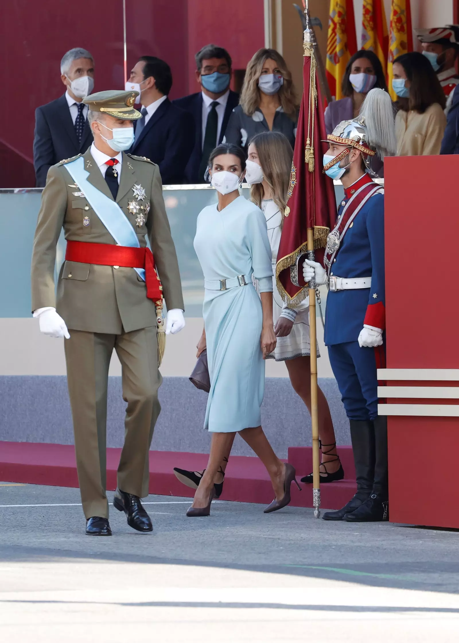 الملكة ليتيزيا تغمز ليونور بأقراطها المصنوعة من الأكوامارين في العيد الوطني