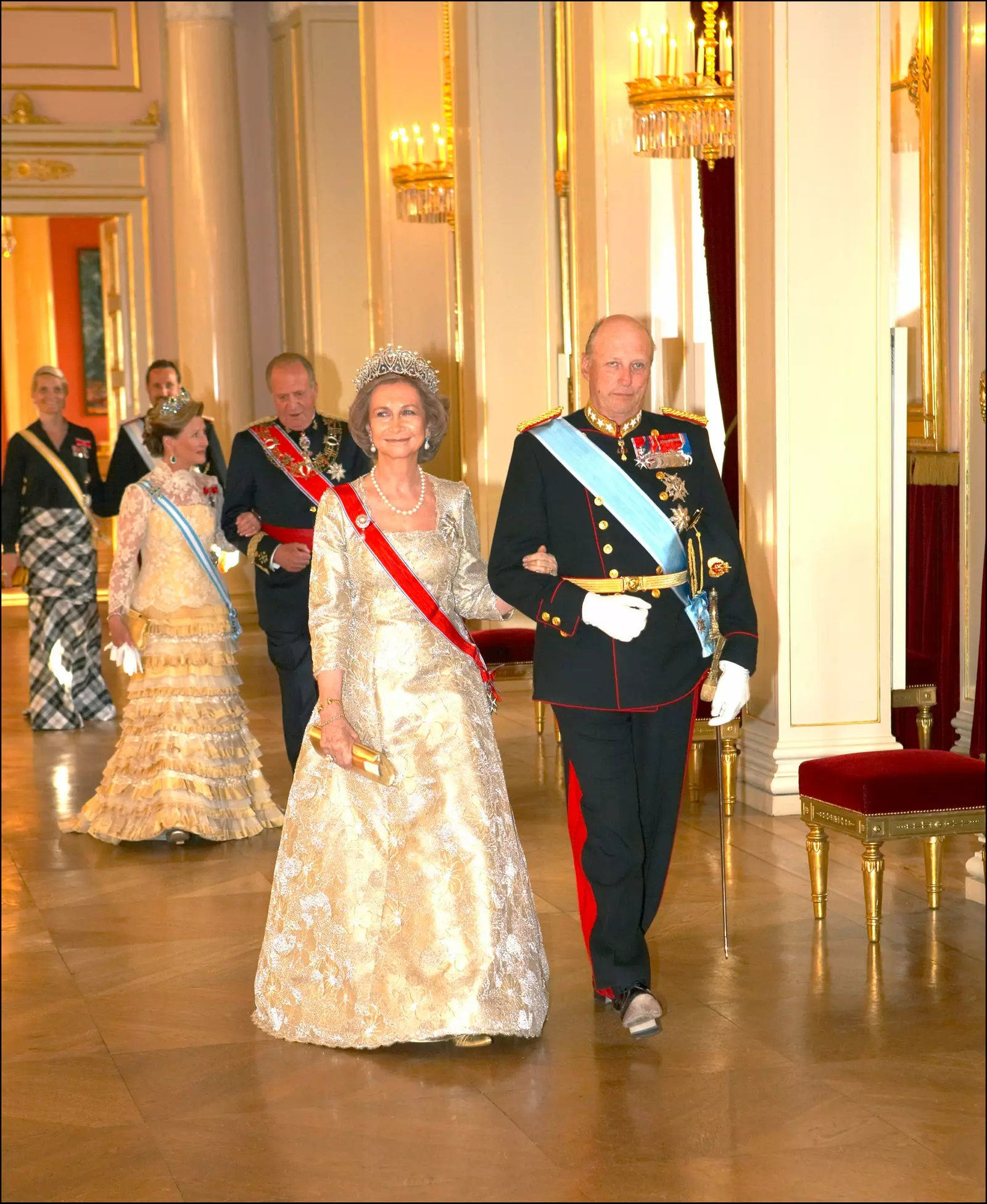 Rainha Sofia com o Rei Harald da Noruega a caminho do jantar de gala oferecido pelos monarcas noruegueses aos reis...