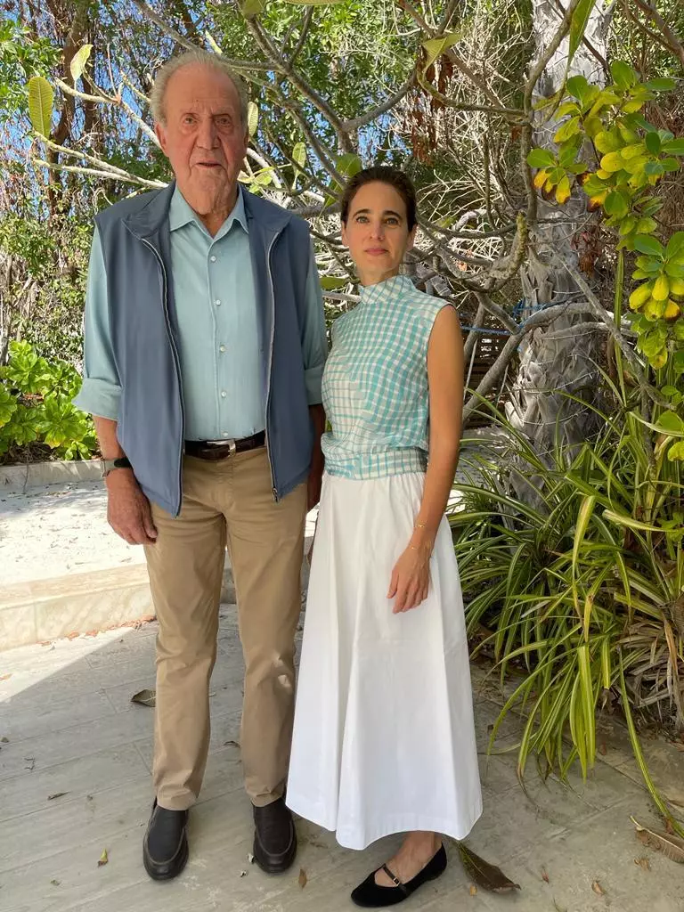 Le roi Juan Carlos avec l'auteur de My Fallen King Laurence Debray à Abu Dhabi.