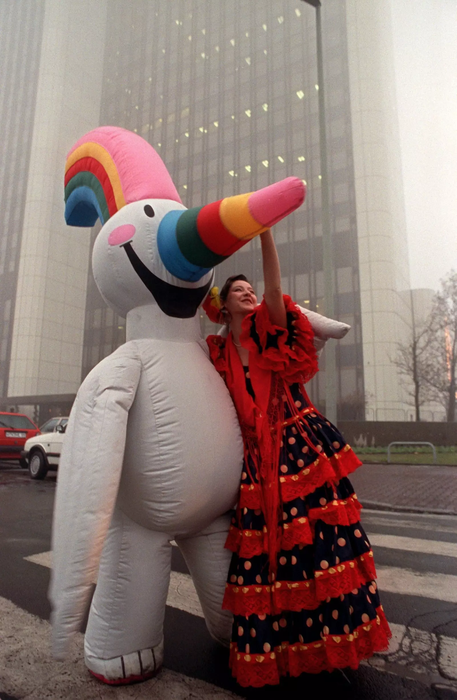 Curro en een gastvrouw van Expo 92 verkleed als zigeuner met het model ontworpen door Victorio amp Lucchino.