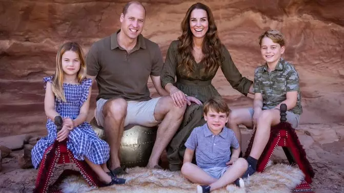 William ja Kate poseerasivat kolmen lapsensa kanssa Jordaniassa