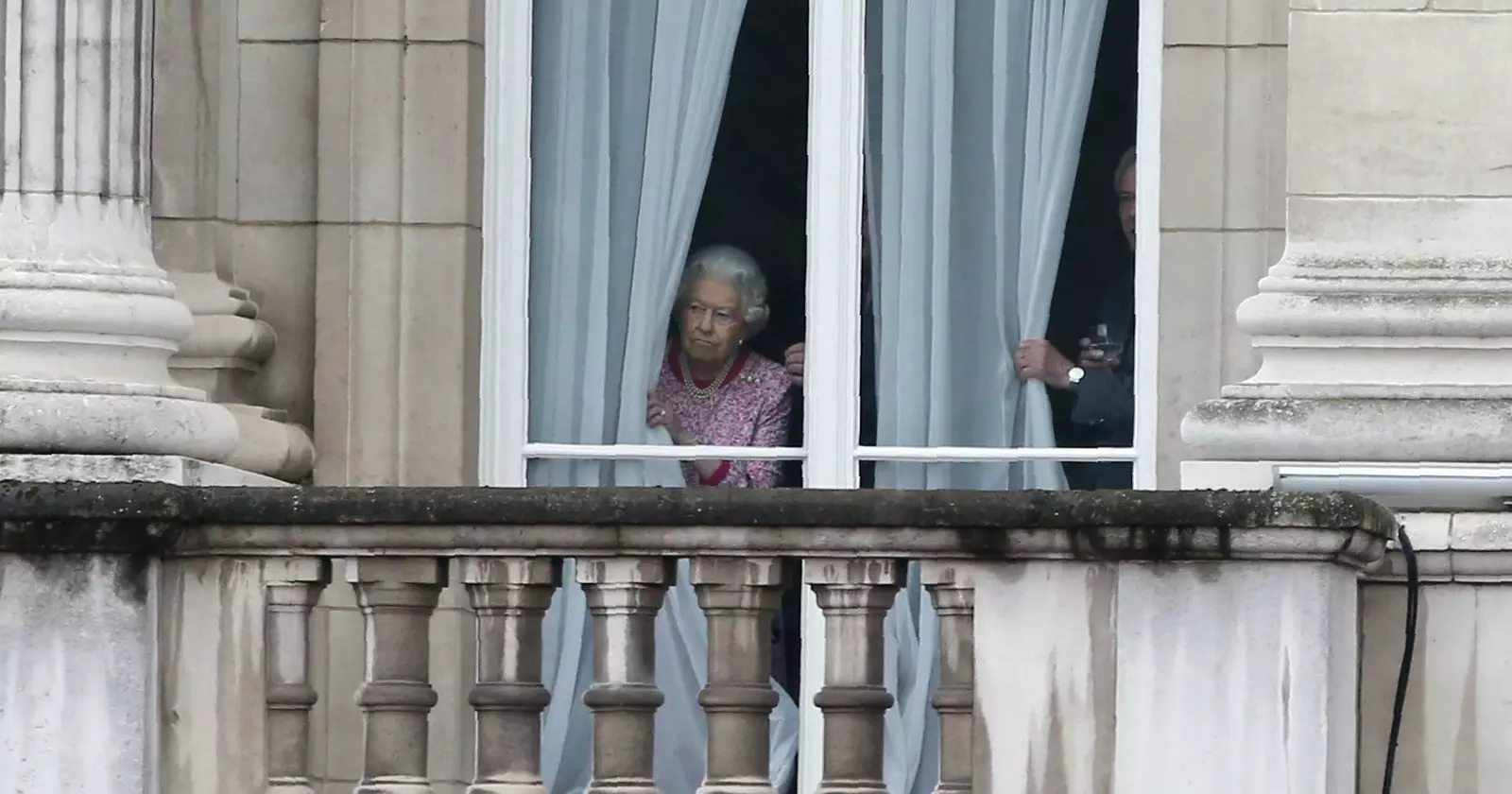 Elizabeth II katika Buckingham Palace.
