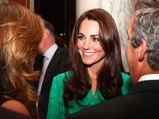 VFKate Middleton مسڪرايو