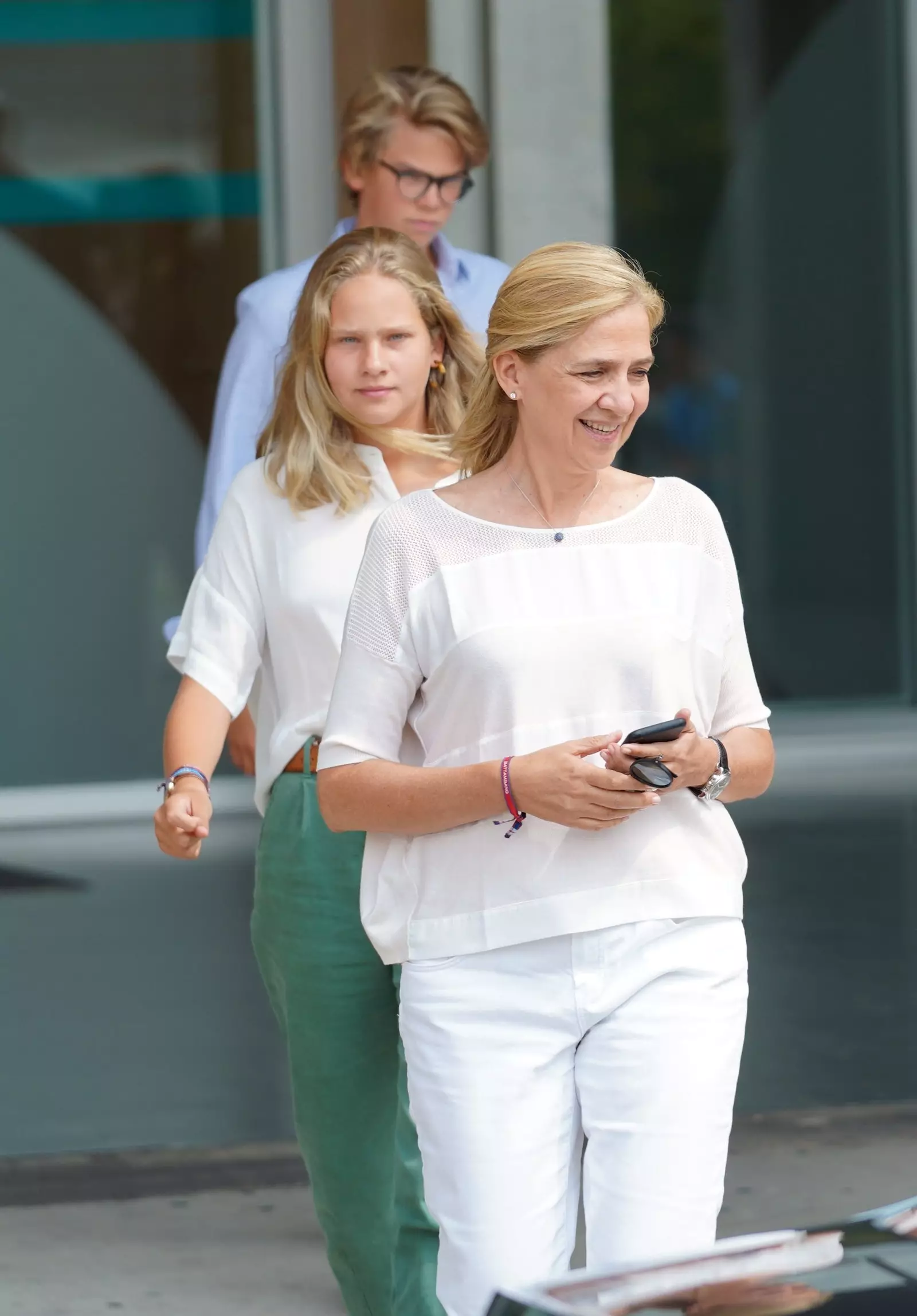 La infanta Elena Irene i Miguel Urdangarin visiten el rei Joan Carles a l'hospital.