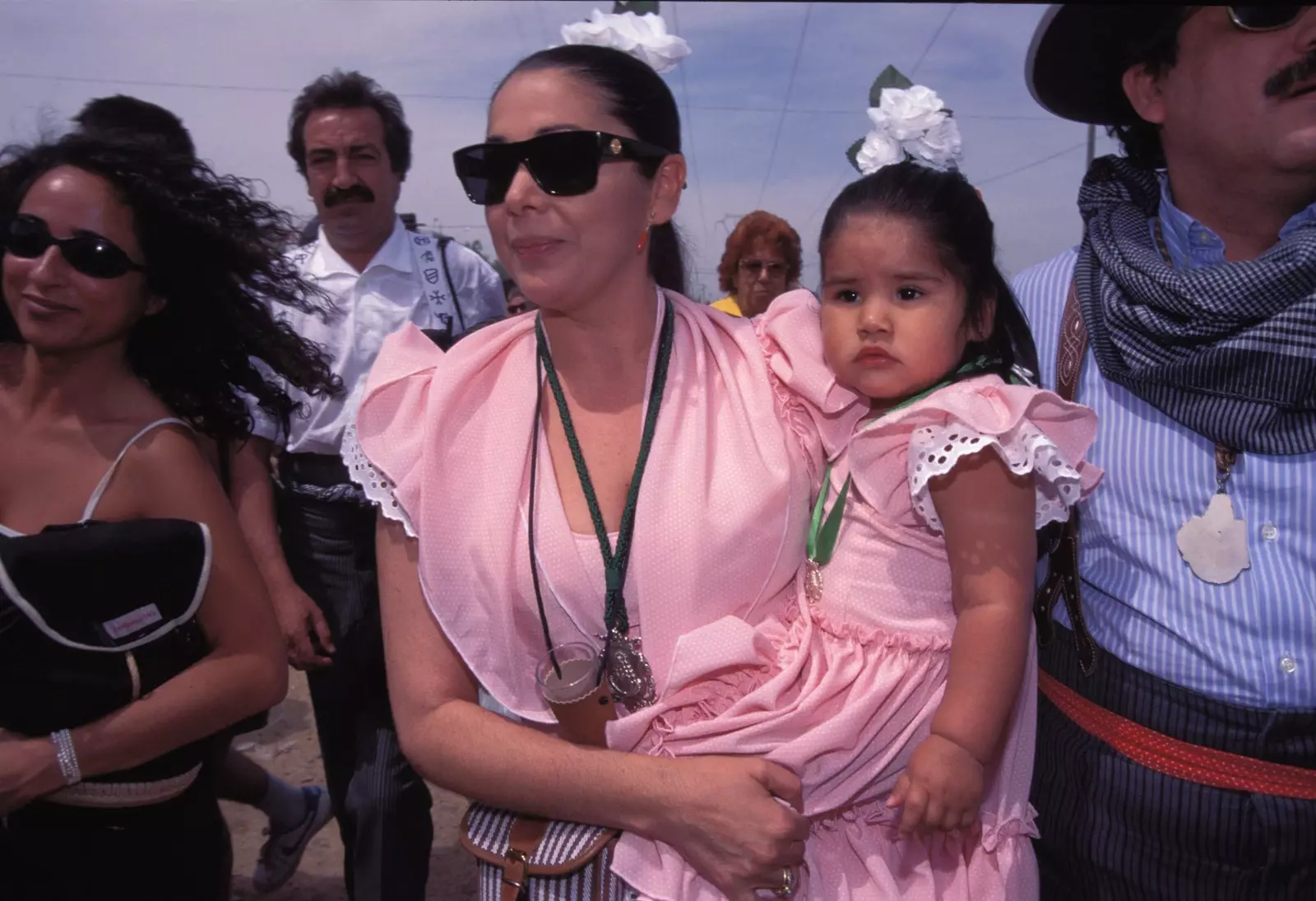 Isabel Pantoja với con gái Isabel ở El Rocío năm 1990.