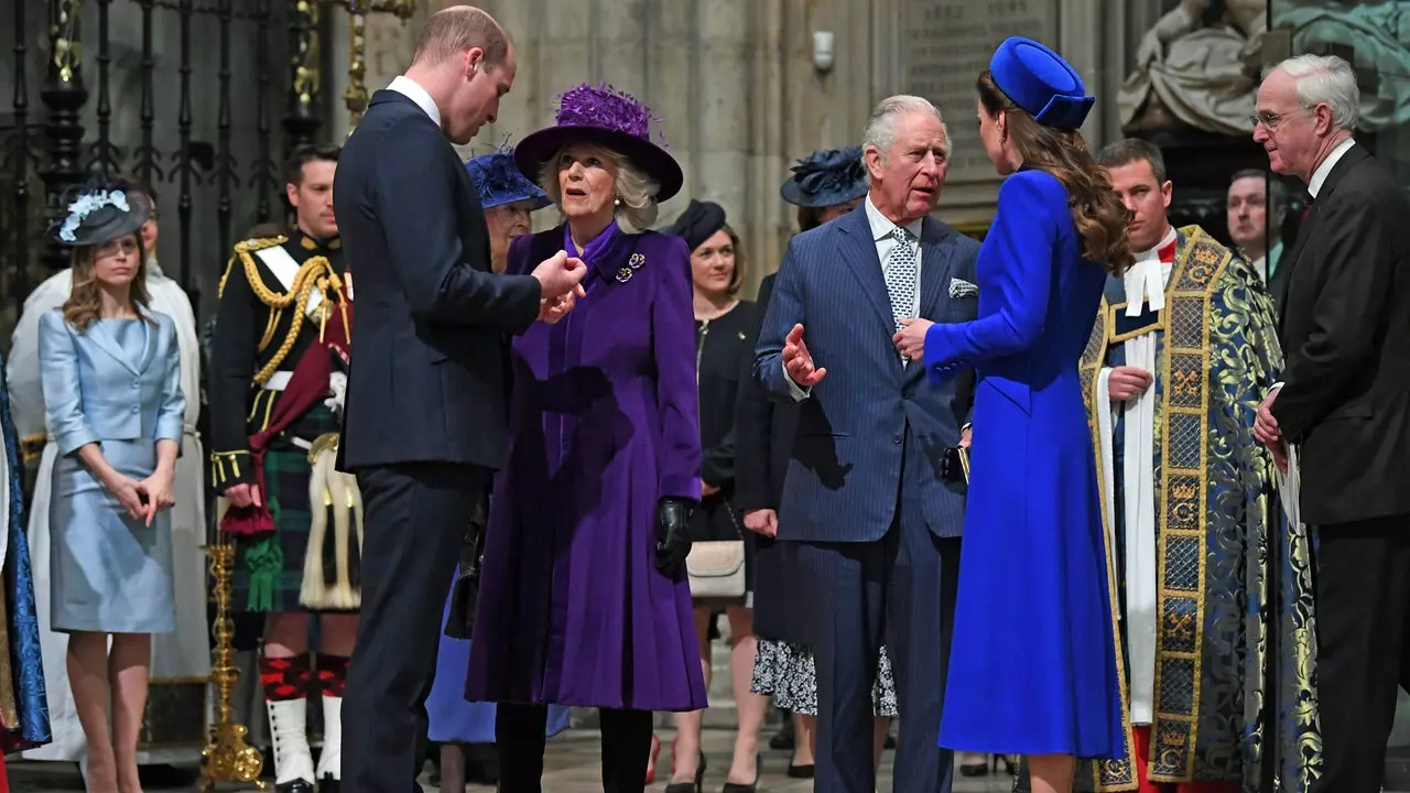 Carlos og Camilla, 'konger' af en Commonwealth-dag præget af fraværet af Elizabeth II