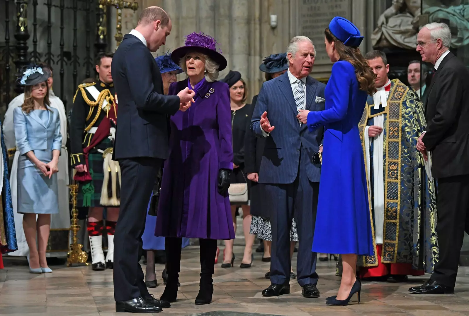 Hertugen og hertuginden af Cambridge med Charles og Camilla i Westminster Abbey