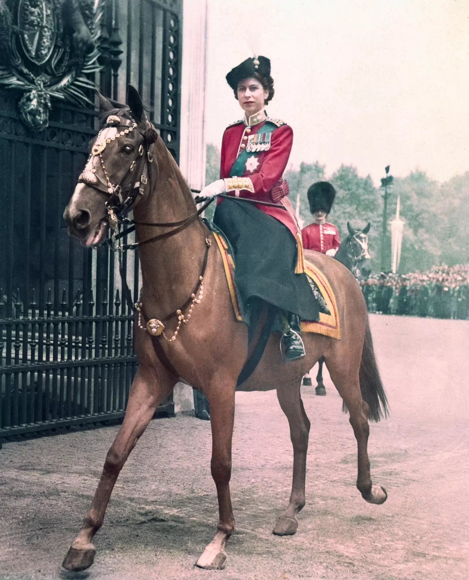 Elizabeth II ar gefn ceffyl