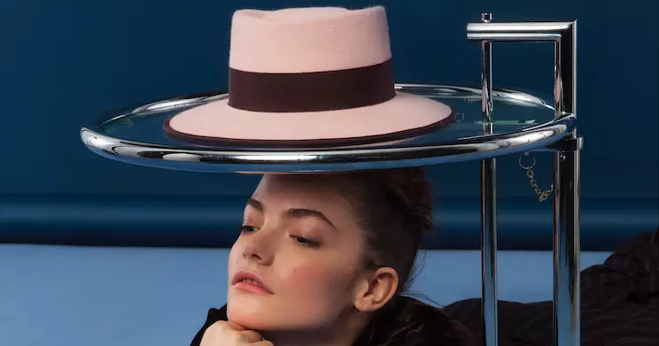 Il cappello di D'Estrëe nella campagna AI 2018 con protagonista la cantautrice belga Claire Laffut.