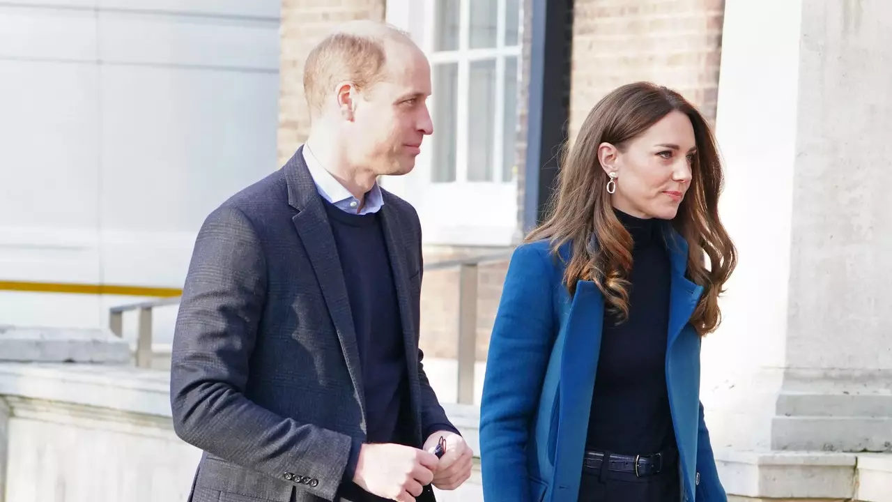 Bydd Kate Middleton a William yn symud i Windsor i fod yn agosach at Elizabeth II (ymhlith rhesymau eraill)