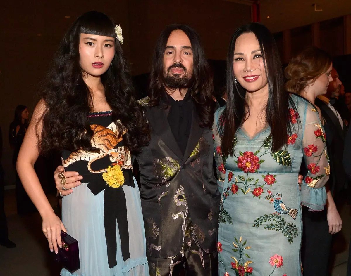 U-Alessandro Michele uphahlwe yi-Asia kanye no-Eva Chow embukisweni wakamuva we-LACMA.