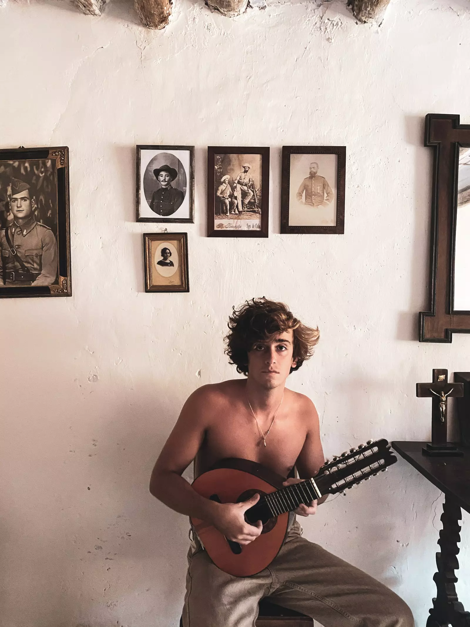 © Lucía Lafuente Guitarrica's sister in her house in the Cuevas de Cañart.