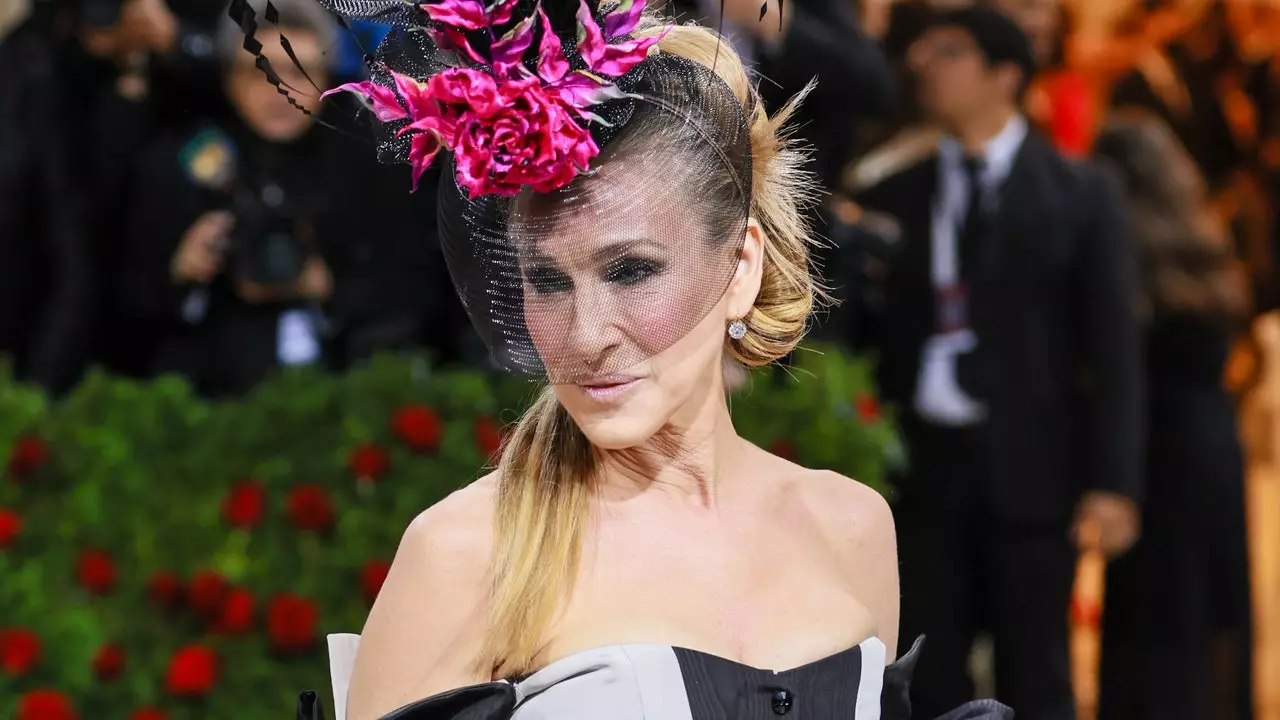 Y dylunydd Affricanaidd-Americanaidd a ddaeth allan o gaethwasiaeth a buddugoliaeth yn y Tŷ Gwyn: y stori bwerus y tu ôl i ffrog Sarah Jessica Parker yn y Met Gala