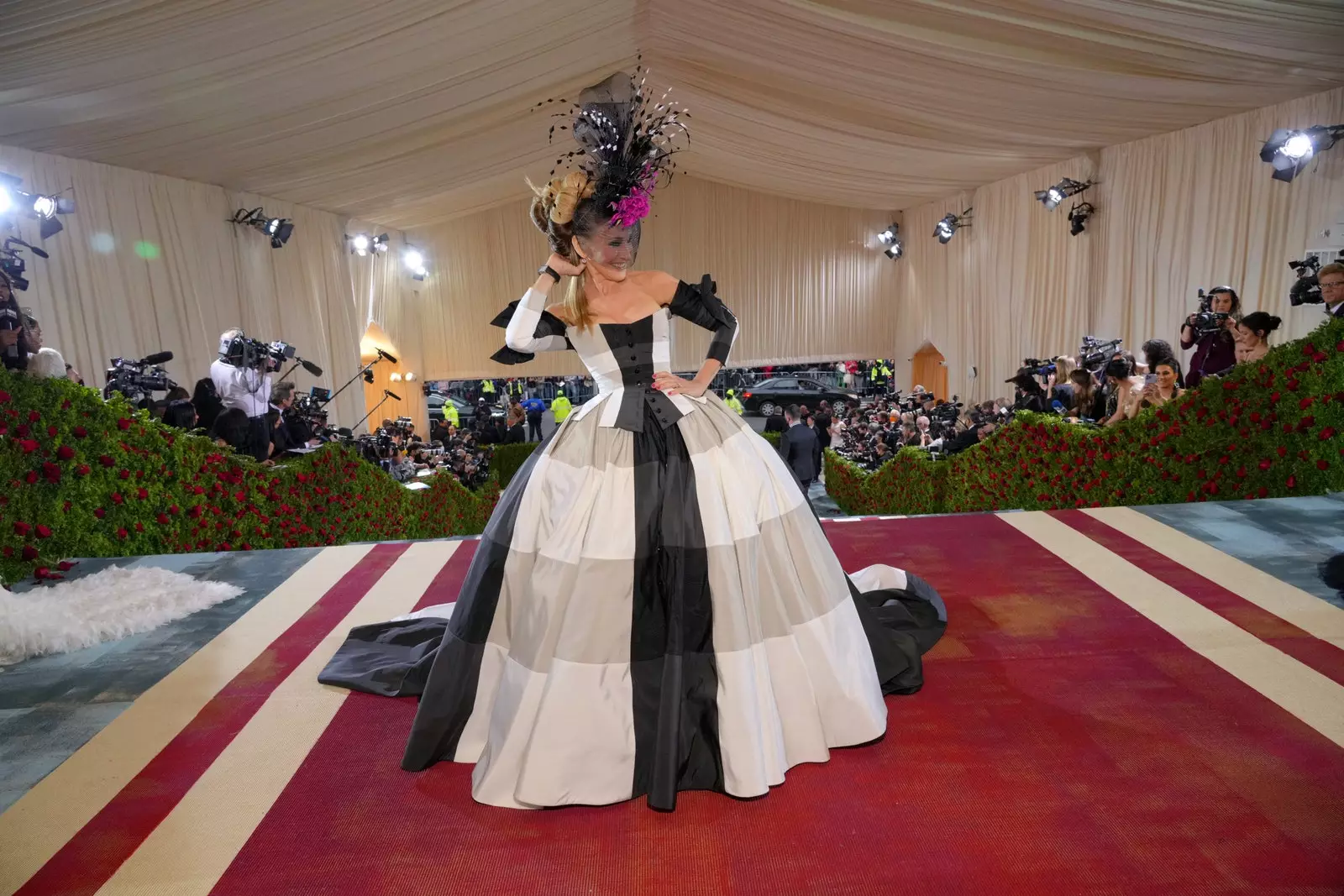 NEW YORK NEW YORK MAY 02 Sarah Jessica Parker sumping di The 2022 Met Gala Celebrating In America Anthology of...