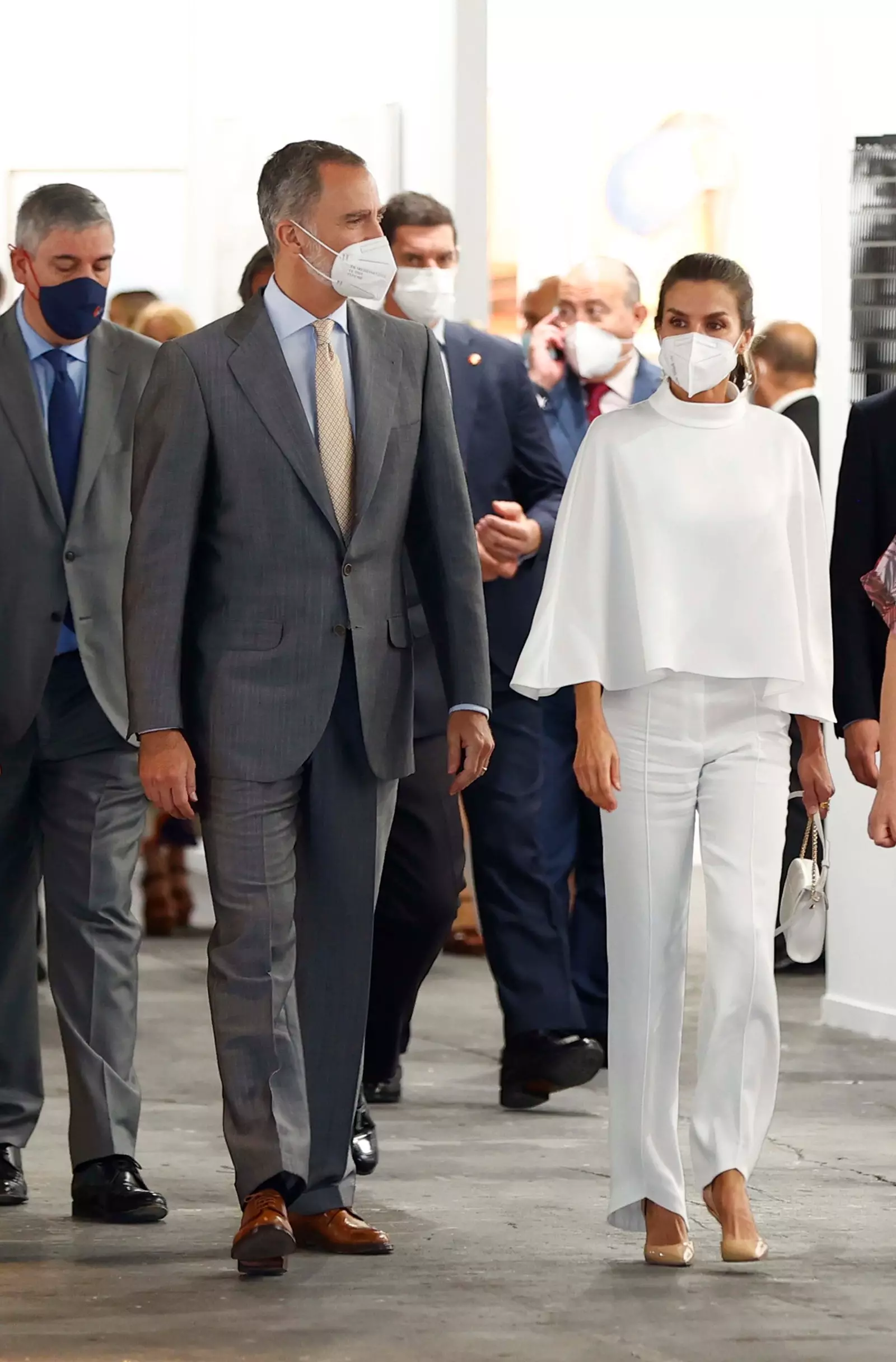 Għonq għoli u effett tal-kappa Letizia tiddebutta l-aktar blouse 'arty' tagħha f'ARCO