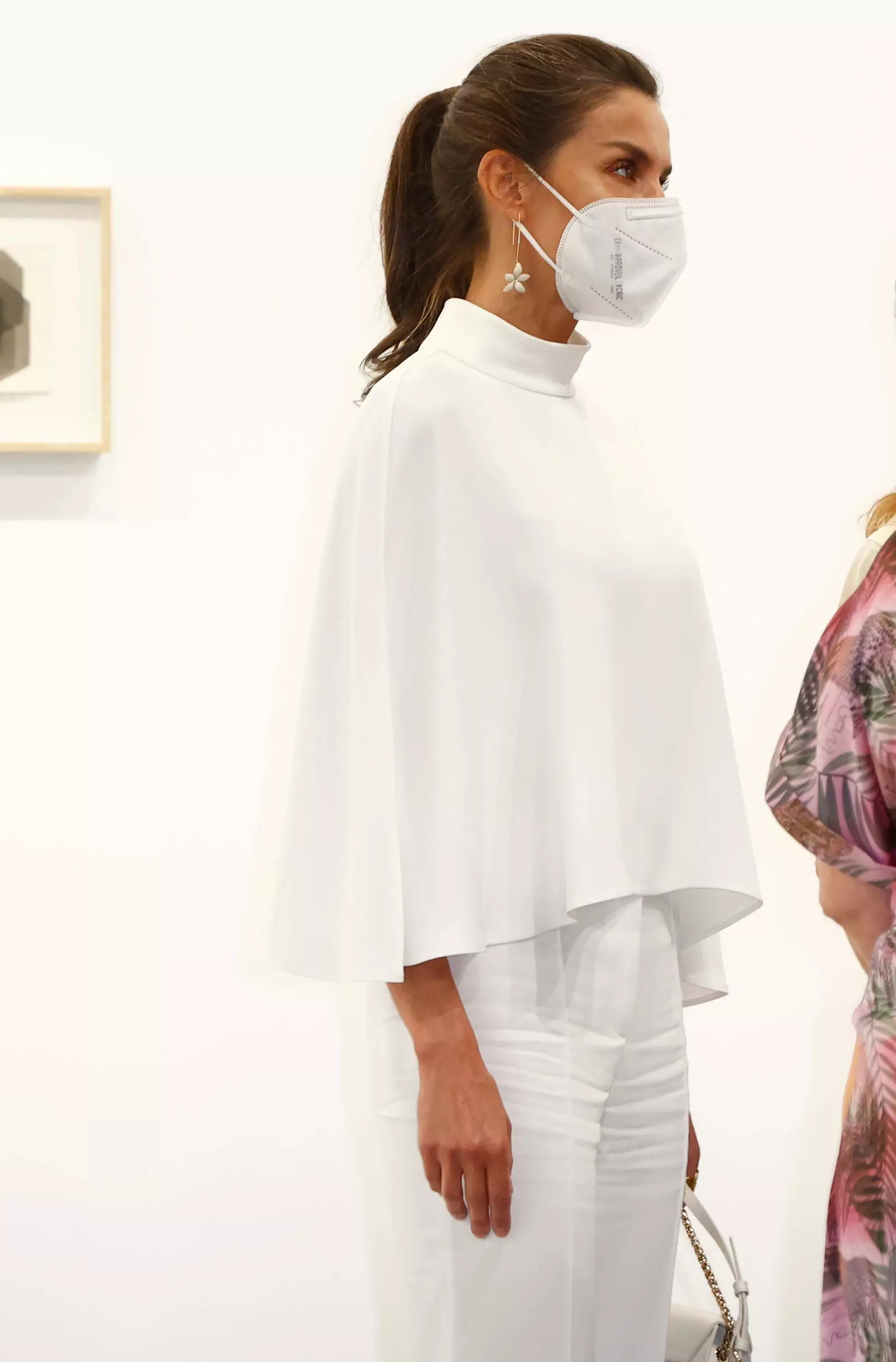 Col montant et effet cape : Letizia débute sa blouse la plus 'arty' chez ARCO 8684_4