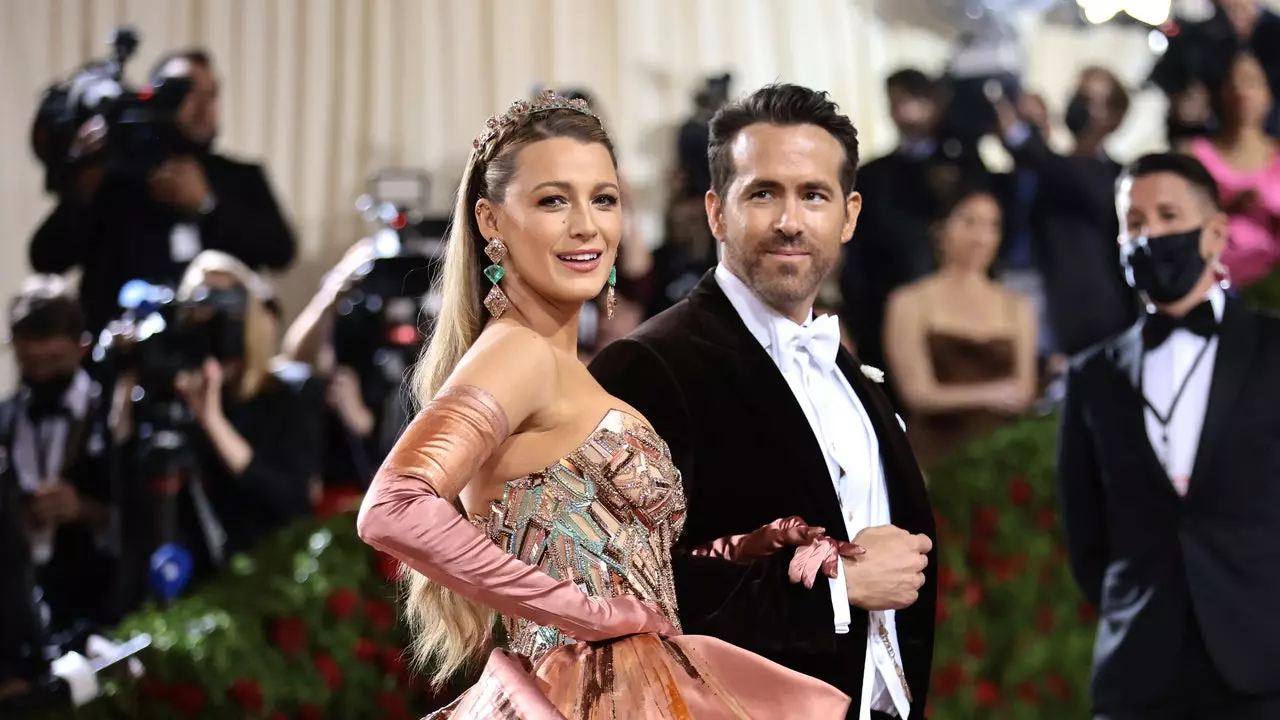 ทุกขยิบตาที่ซ่อนอยู่ในชุดเดรสอันยอดเยี่ยมของ Blake Lively ที่งาน Met Gala . ปี 2022