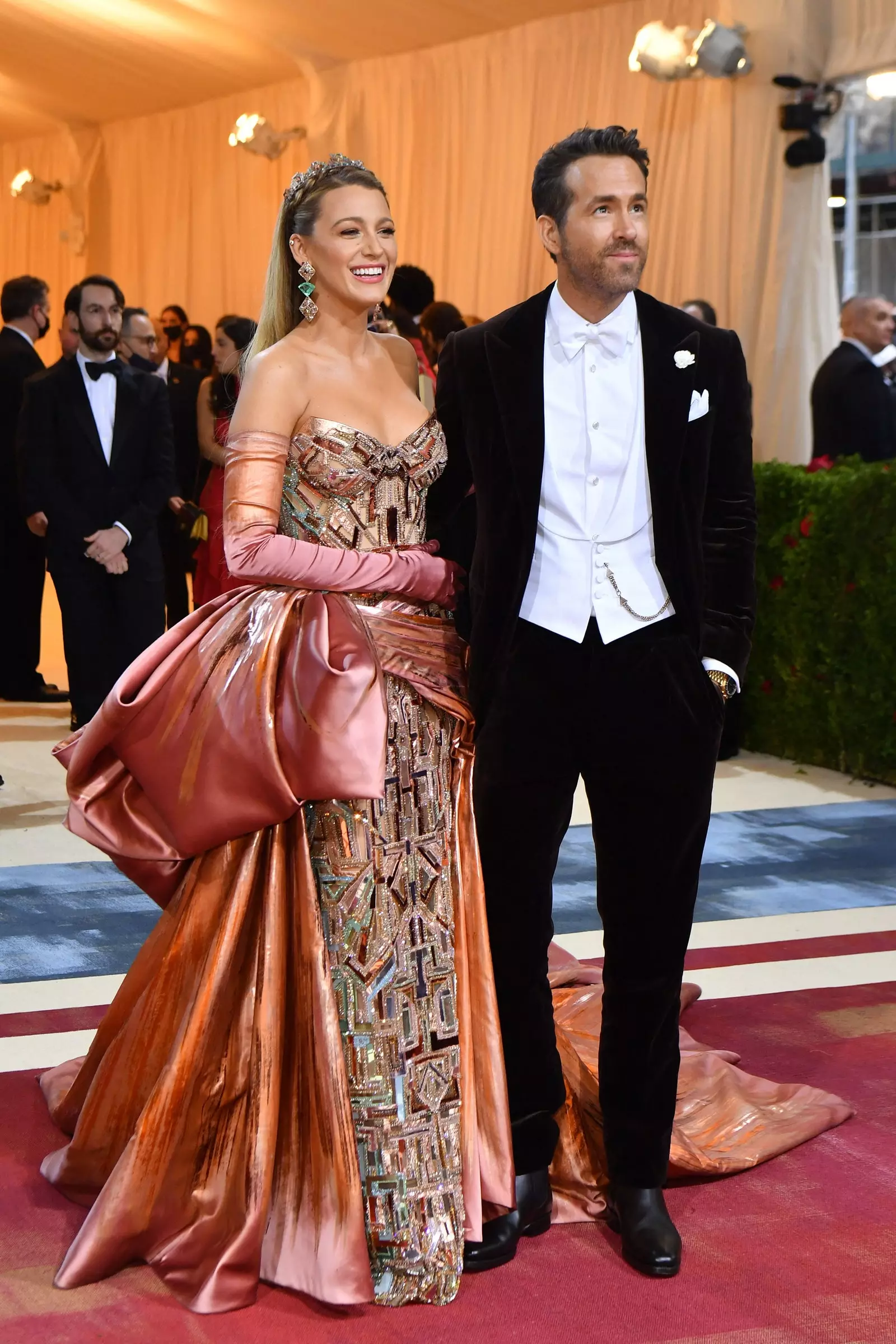 Americká herečka Blake Lively a manžel kanadský americký herec Ryan Reynolds prichádzajú na Met Gala v roku 2022 v Metropolitan...