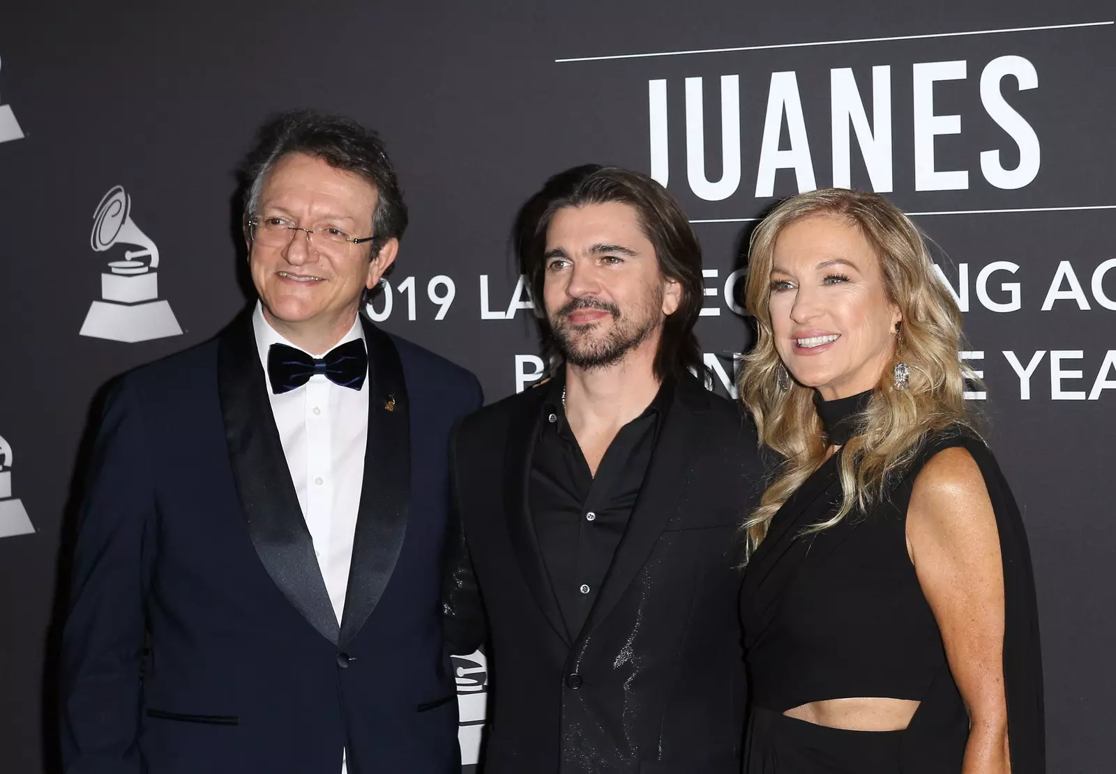 Xunto con Juanes Persoa do Ano 2019 nos Latin Grammy e Deborah Dugan, presidenta da Academia Nacional de...