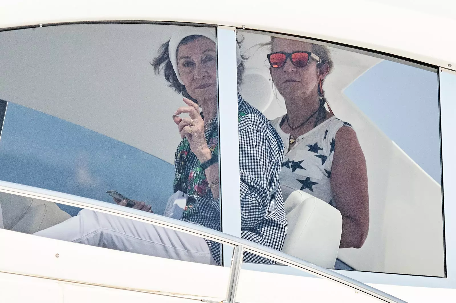 Si Queen Sofia ug Infanta Elena milawig sa luok sa Palma niadtong 2019.