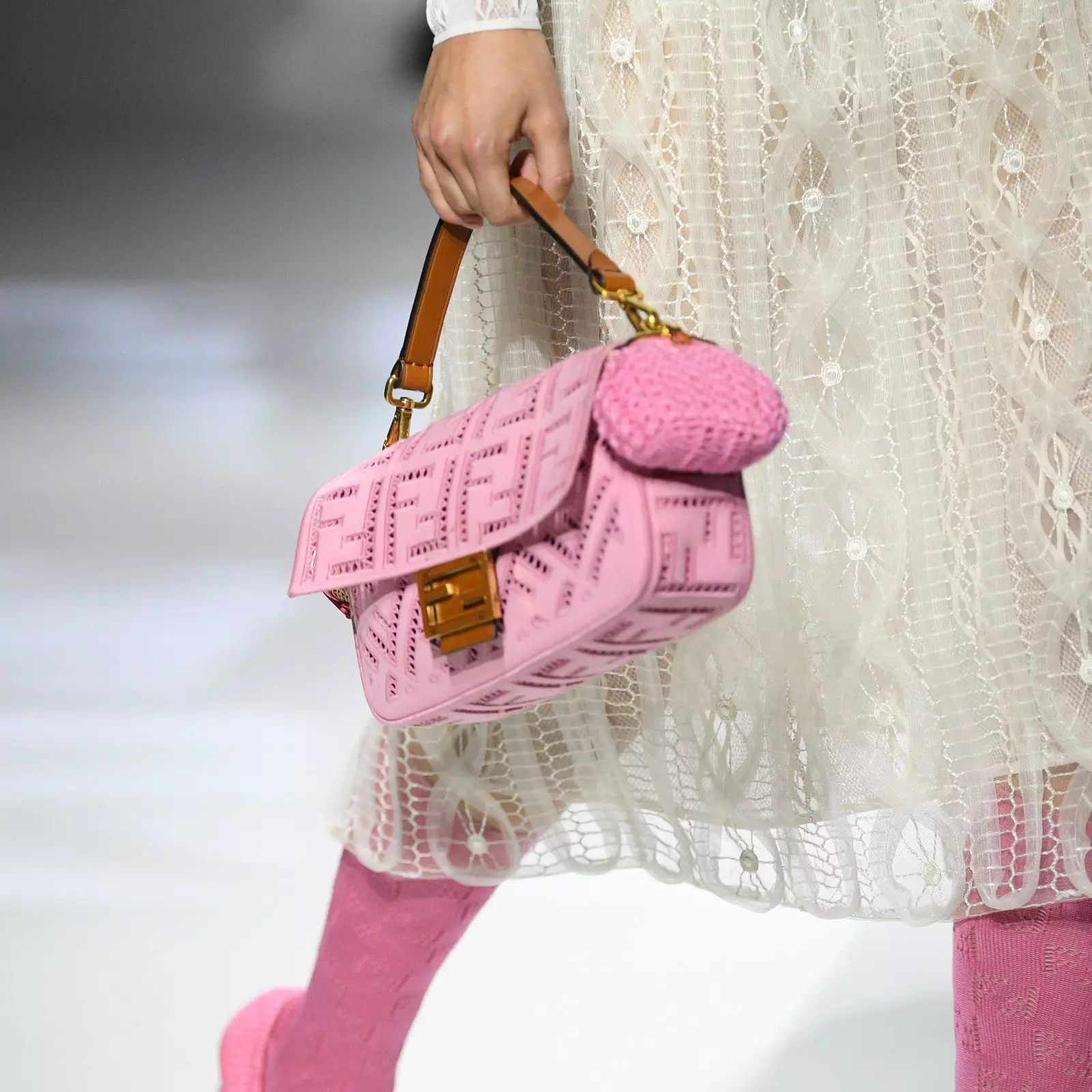 Ang 'Baguette' na bag ni Fendi sa panahon ng spring-summer 2021 collection show.