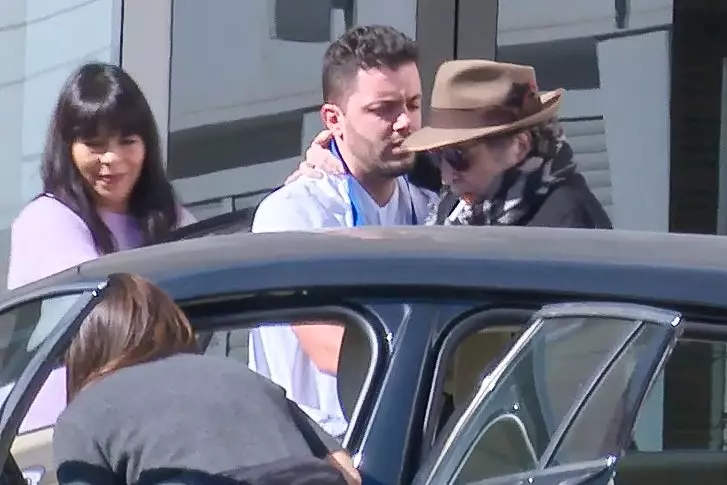 Ei îl ajută pe Joaquín Sabina să urce în mașină cu Jimera Coronado.