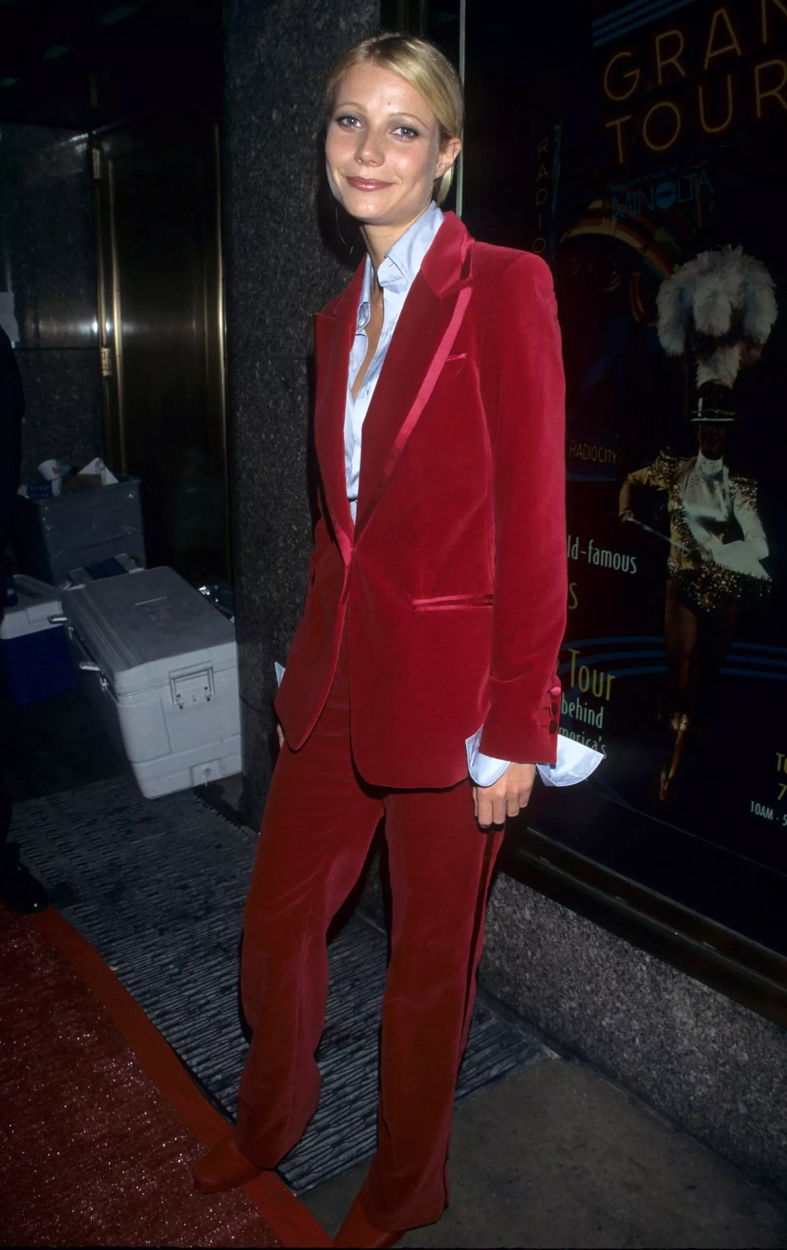 Gwyneth Paltrow di tuxedoya qedîfe ya Tom Ford de ji bo Gucci di Xelatên Muzîkê ya MTV ya 1996 de.