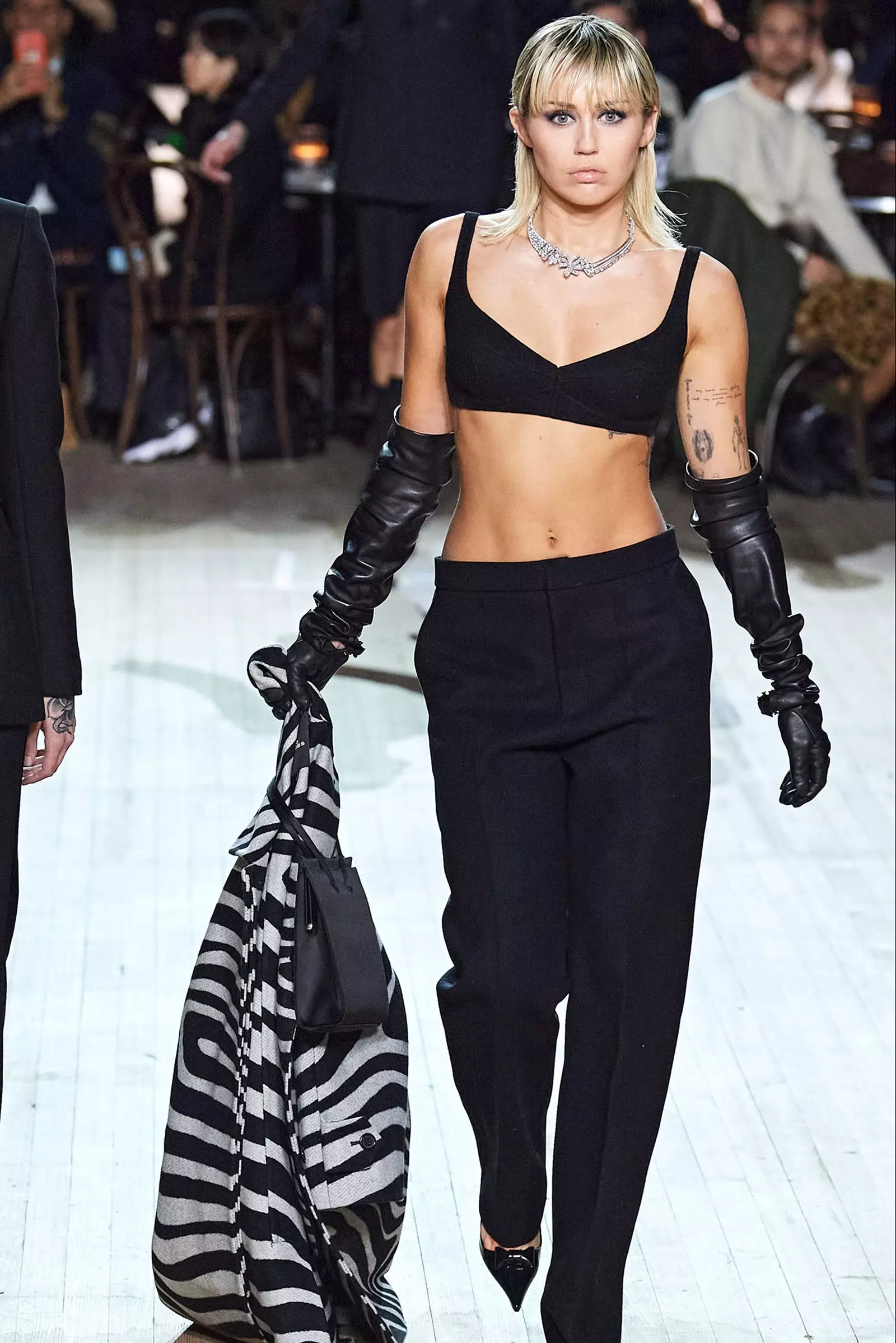 Miley Cyrus na módnej prehliadke Marc Jacobs jeseň-zima 20202021.